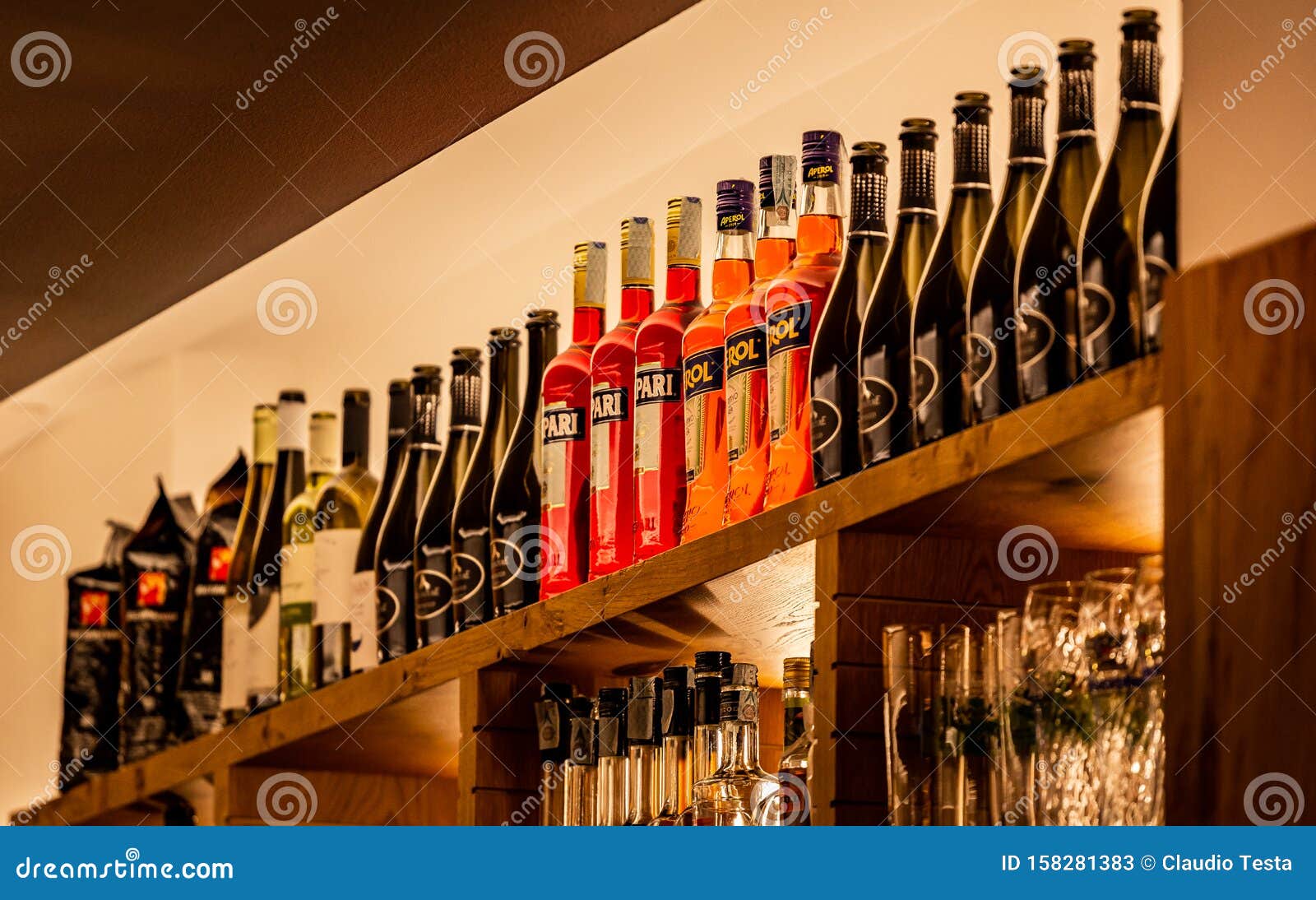 Bottiglie di alcole fotografia stock editoriale. Immagine di alimento ...