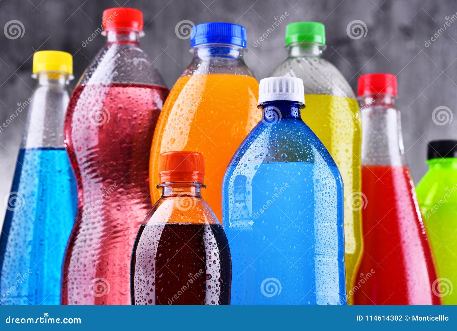 Bottiglie Di Plastica Delle Bibite Gassose Assortite Fotografia Stock ...