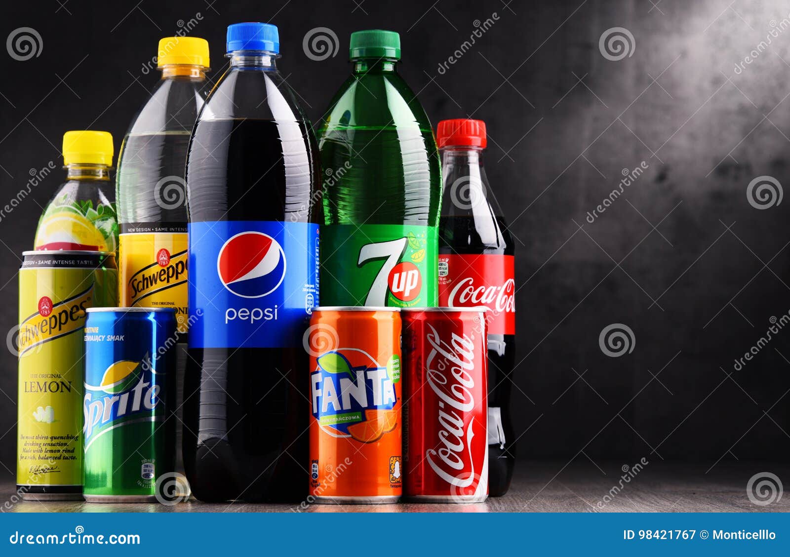 Bottiglie E Latte Delle Bibite Globali Assortite Fotografia Editoriale ...