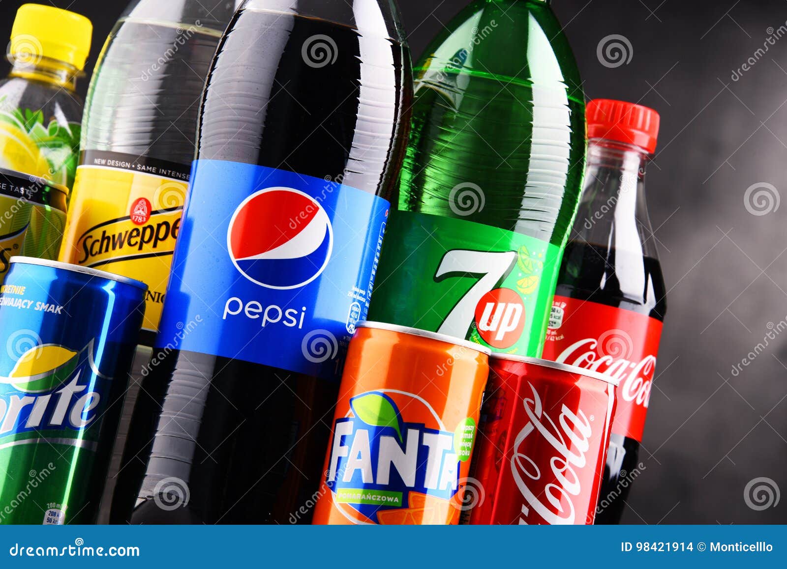 Bottiglie E Latte Delle Bibite Globali Assortite Immagine Stock ...