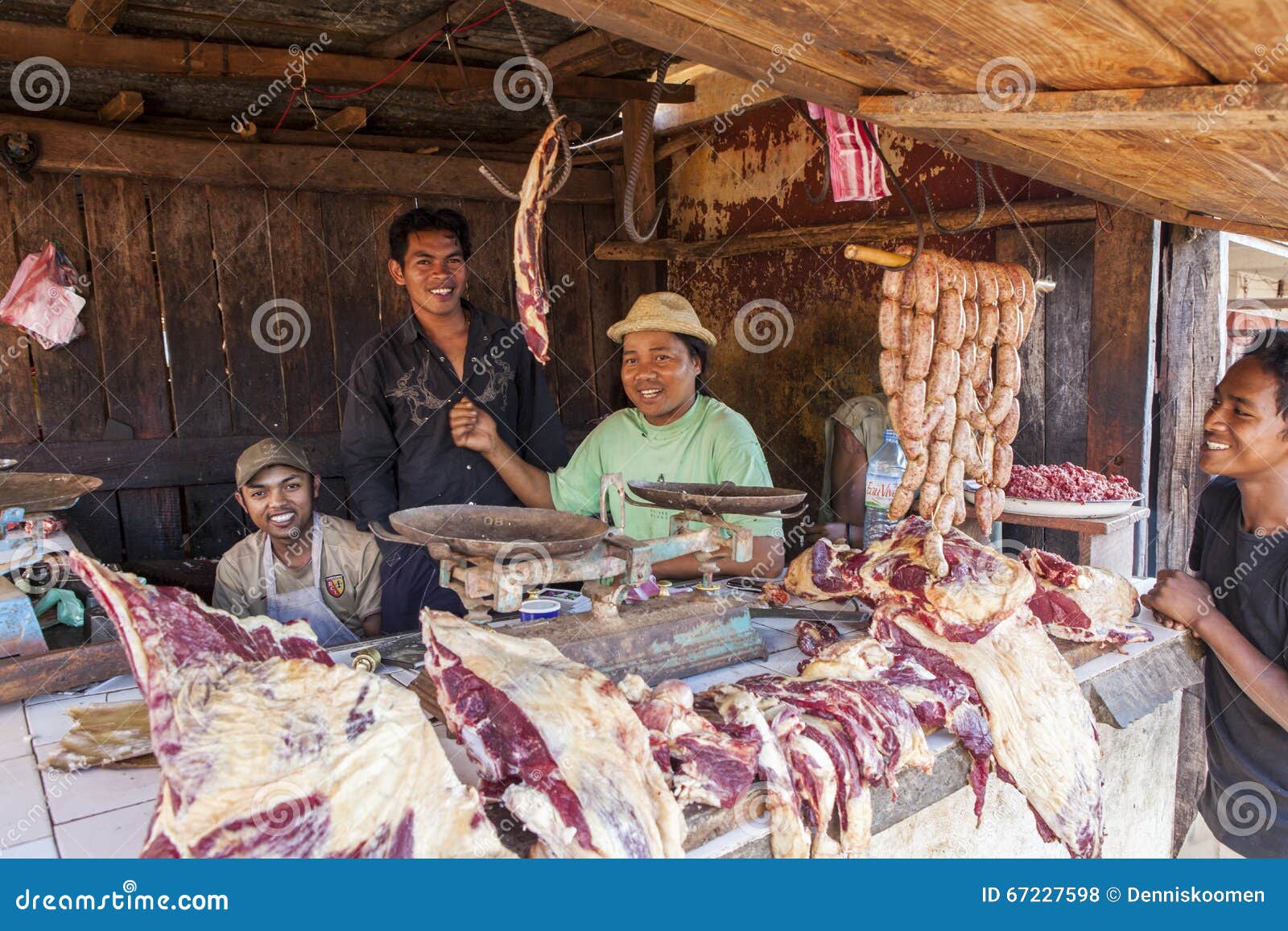 Boucher en Afrique photo stock éditorial. Image du primitif - 67227598