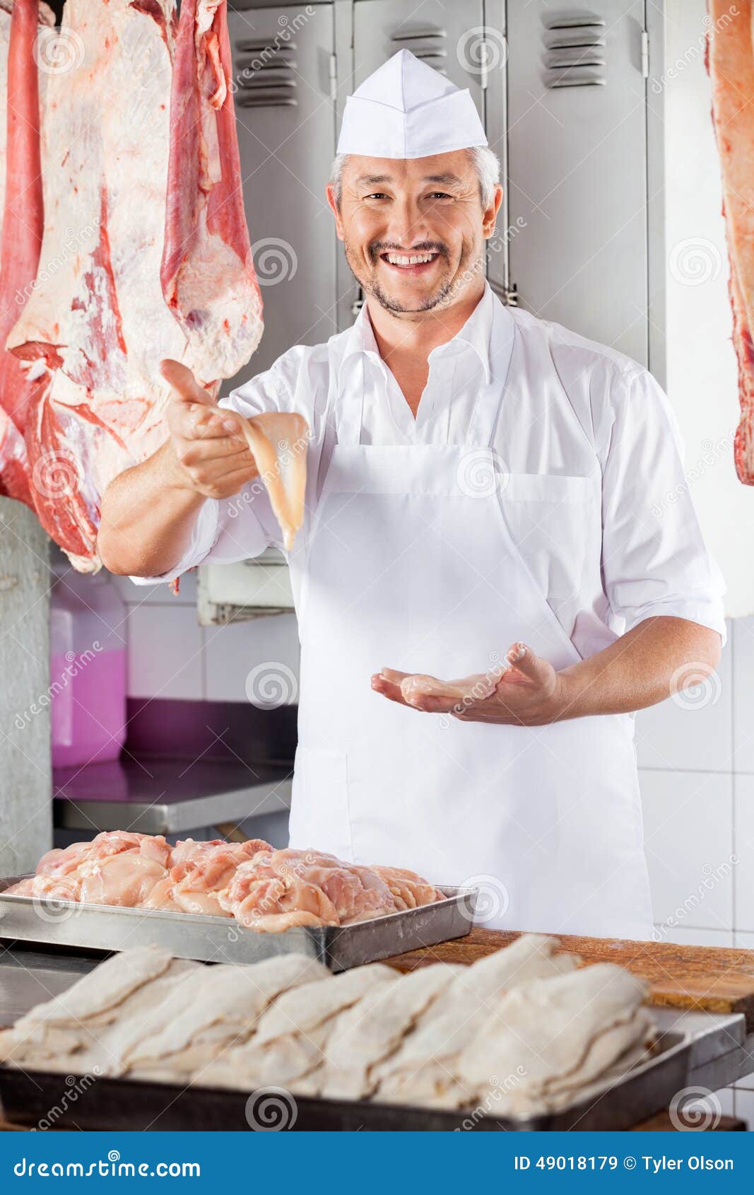 Boucher Heureux Showing Chicken Piece Image stock - Image du adulte ...