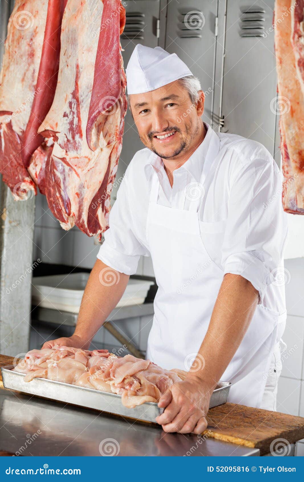 Boucher Sûr with Chicken Pieces Sur Le Tableau Photo stock - Image du ...