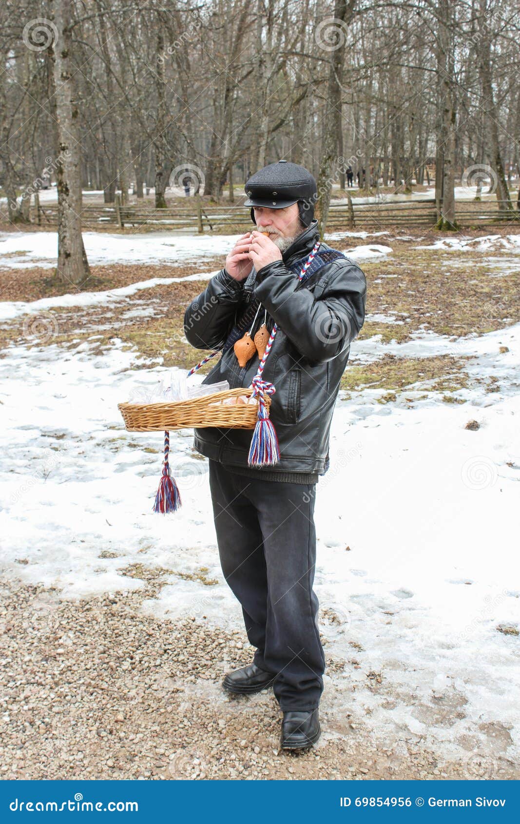 Bouffon Jouant Le Sifflement De Penny Photo éditorial - Image du ...