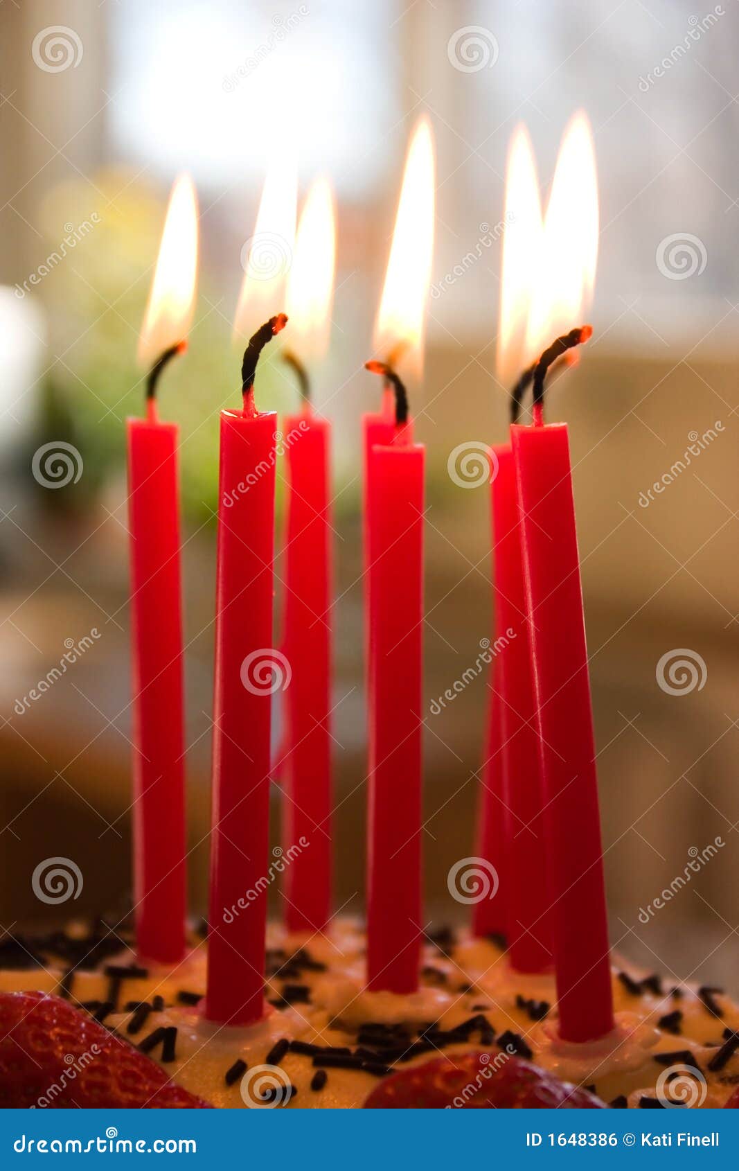 Bougies d'anniversaire photo stock. Image du bougies, lumière - 1648386