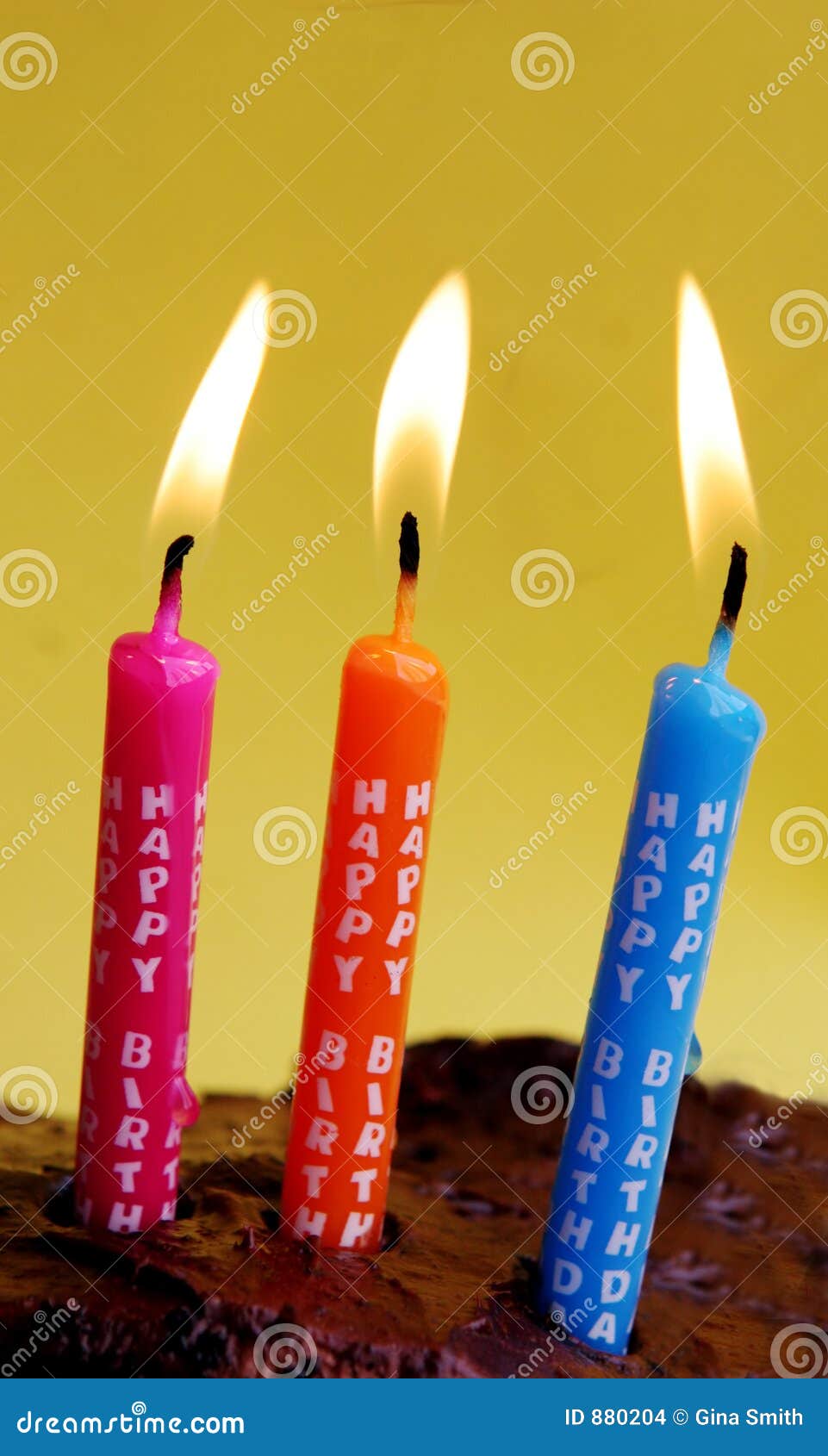 Bougies De Joyeux Anniversaire Photo stock - Image of part, flamme: 880204