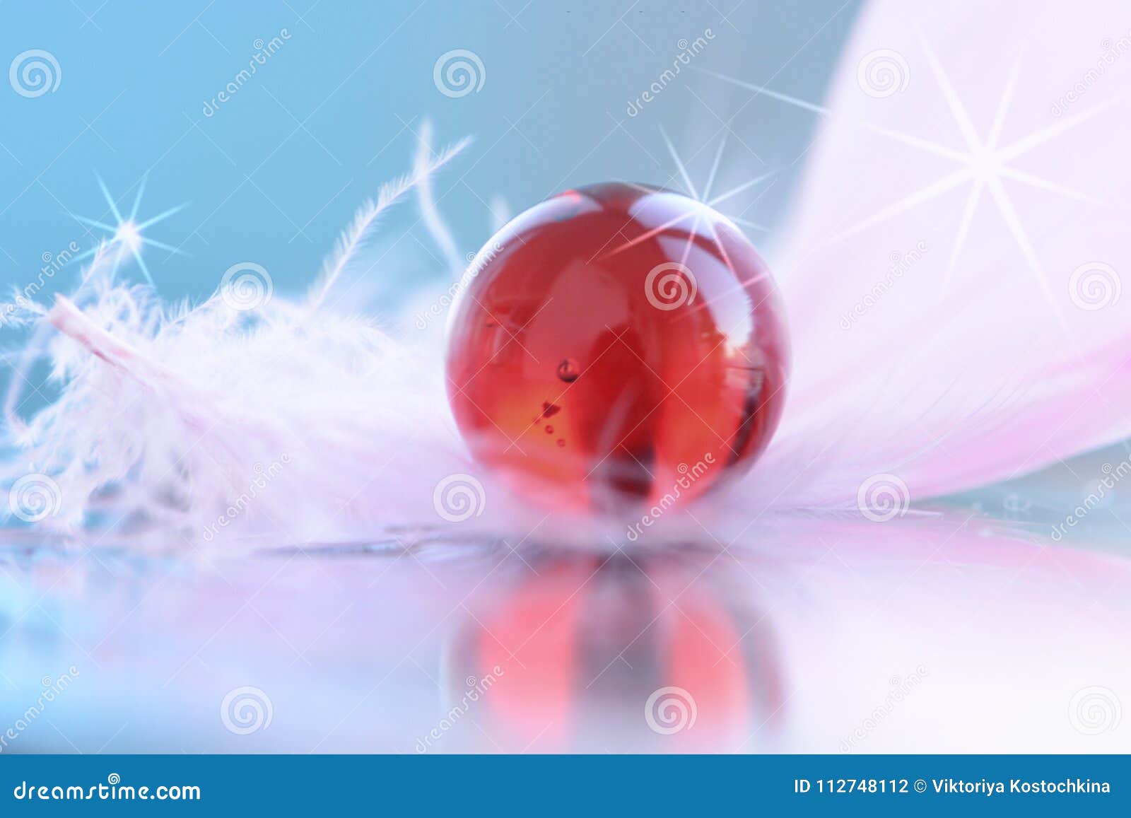 Boule De Marbre Rouge Et Plume Blanche Photo stock - Image du ...