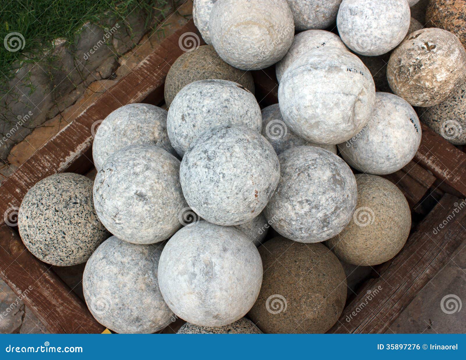 Boulet de canon en pierre photo stock. Image du objets - 35897276