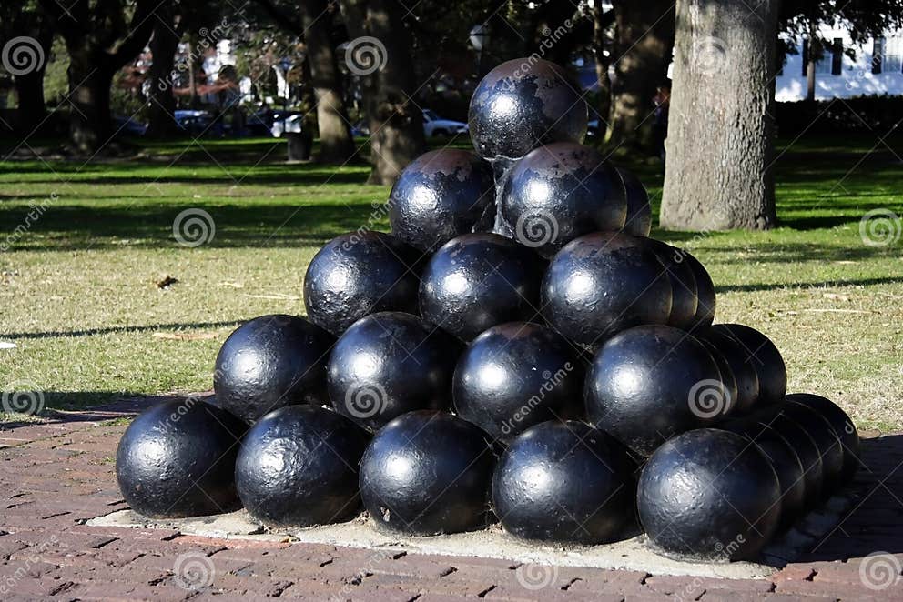 Boulets de canon image stock. Image du caroline, batterie - 17690337