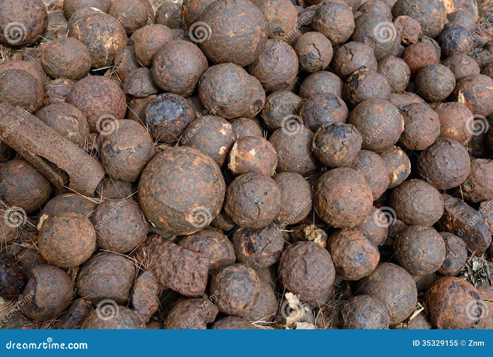 Boulets de canon image stock. Image du démolition, guerre - 35329155