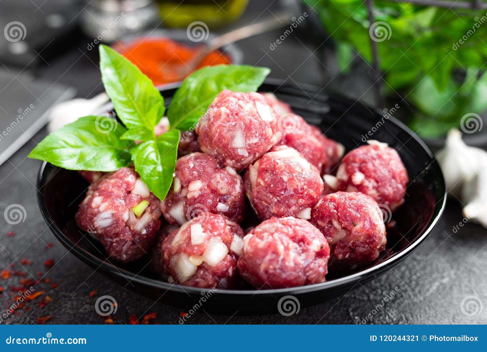 Boulettes De Viande De Boeuf Cuisson Des Boulettes De Viande Crues De ...
