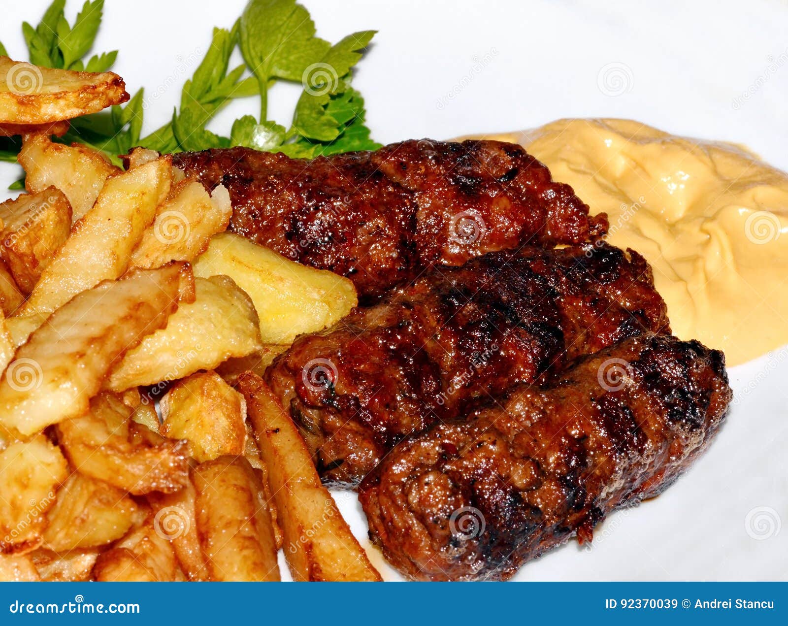 Boulettes De Viande Roumaines Ou Mici Et Fried Chips Image stock ...