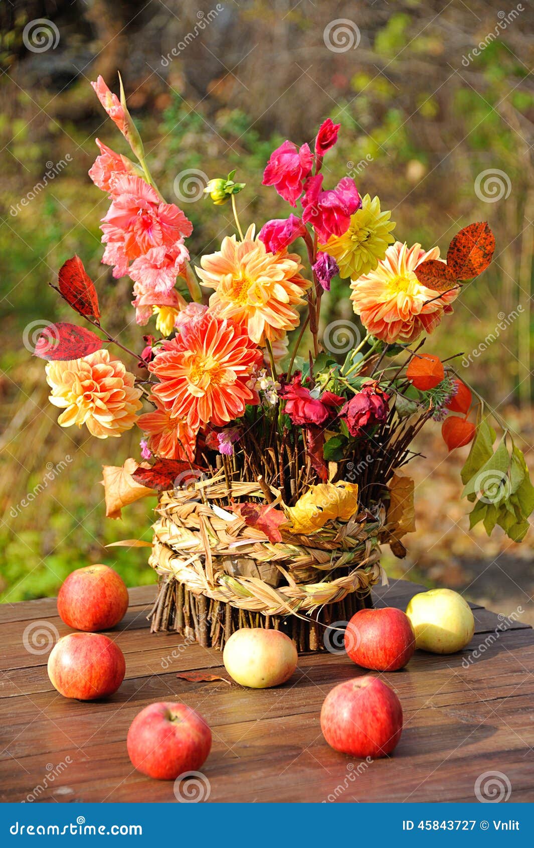 Bouquet of autumn flowers stock image. Image of basket - 45843727