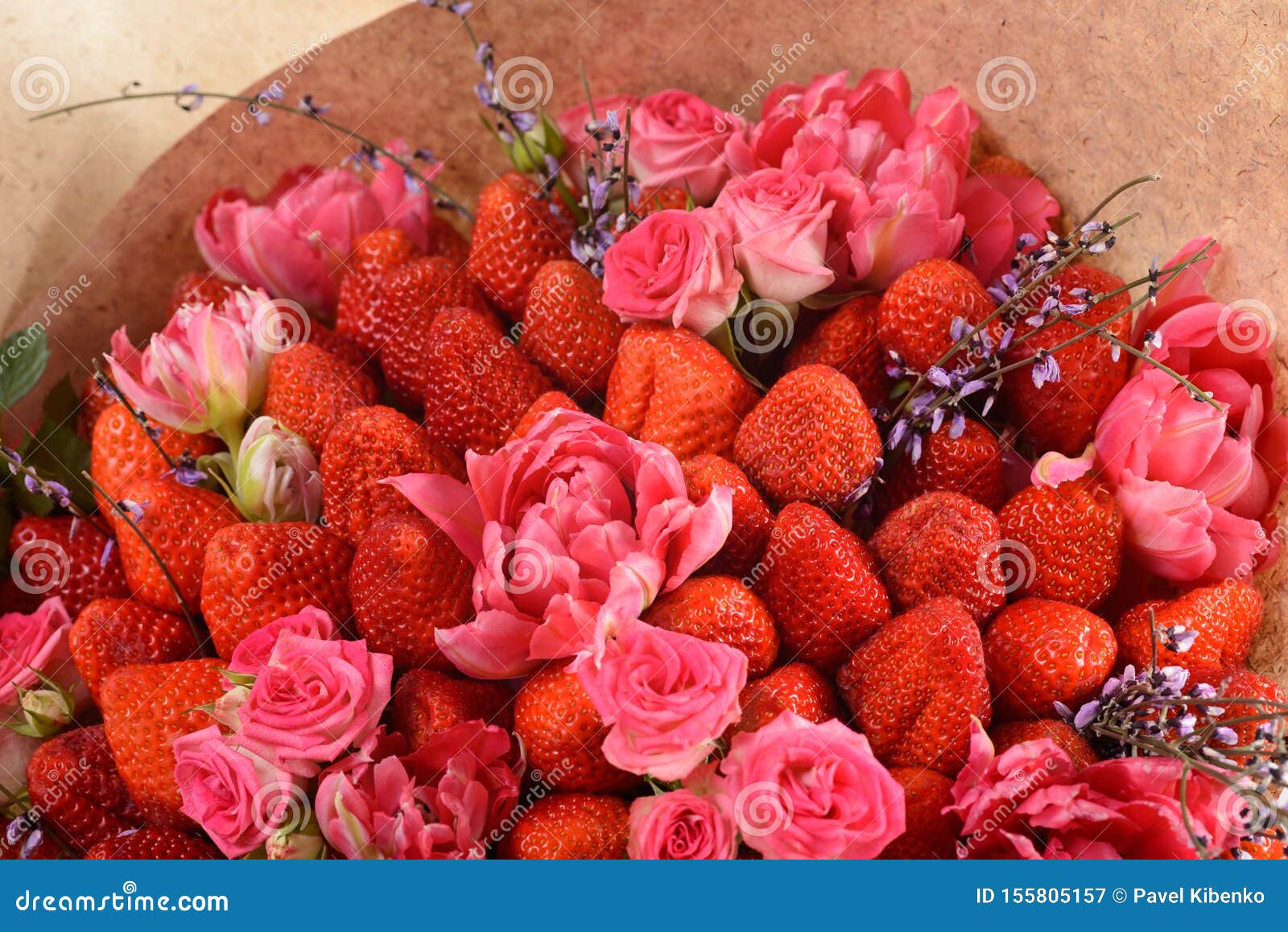 Bouquet De Flores Com Morangos Imagem de Stock - Imagem de verde ...