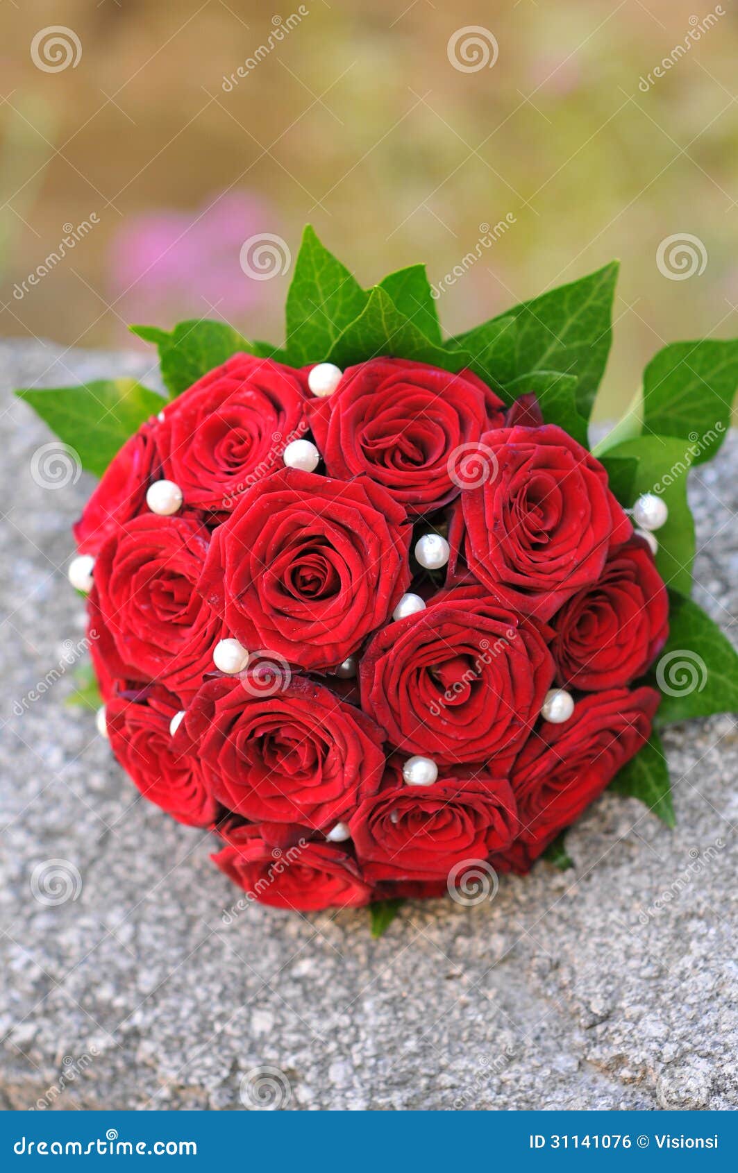 Bouquet De Mariage Avec Les Roses Rouges Photo stock - Image du ...