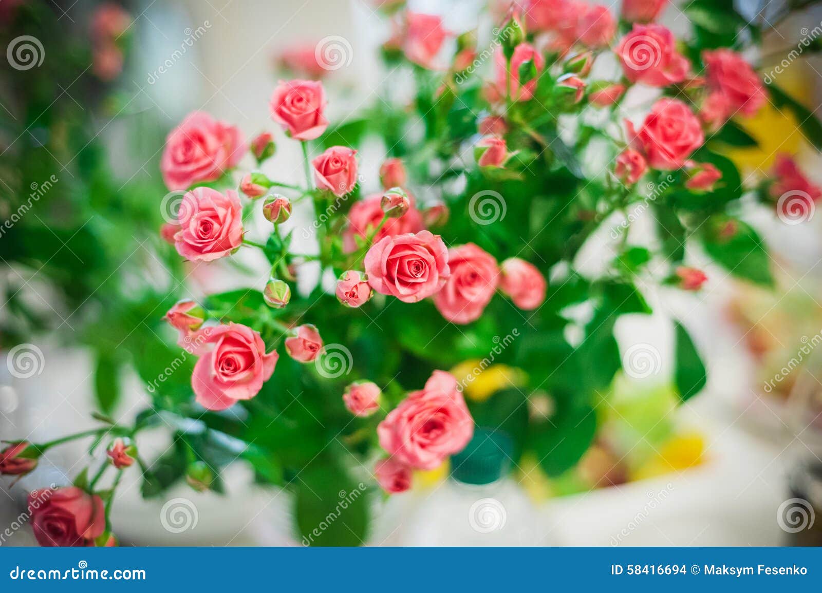Bouquet De Petites Roses Roses Photo stock - Image du beau, rouge: 58416694