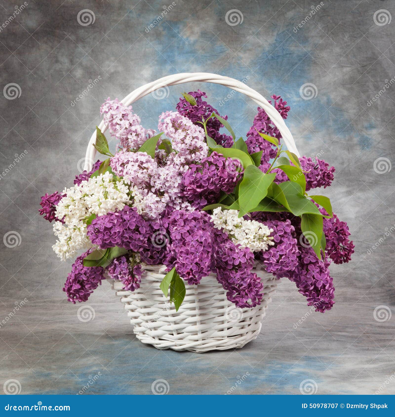 Bouquet De Source Le Muguet Et Lilas Dans Un Panier Image stock - Image ...