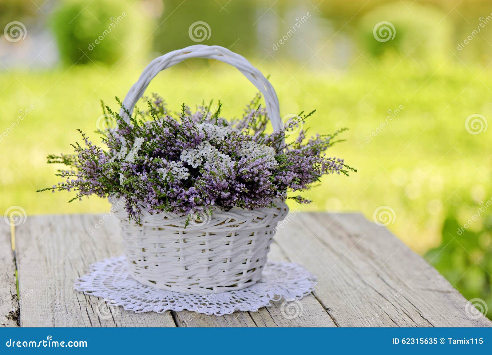Bouquet Des Fleurs Dans Le Panier Image stock - Image du rose, bouquet ...