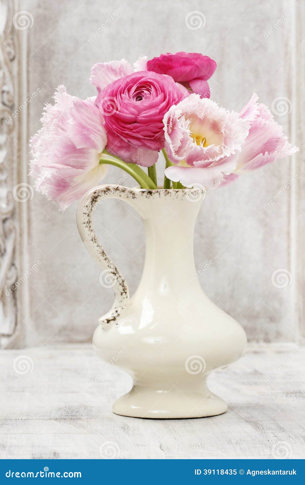 Bouquet Des Fleurs Persanes Roses De Renoncule Image stock - Image of ...