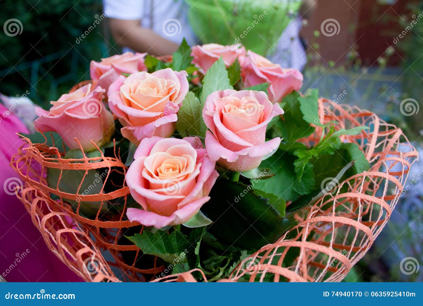 Bouquet des roses roses photo stock. Image du foreground - 74940170