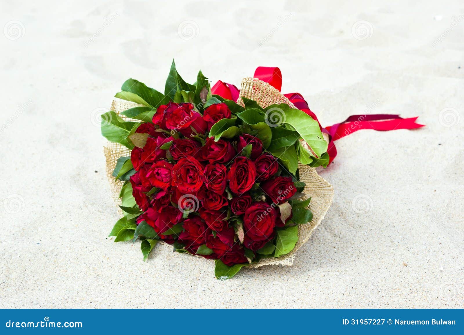 Bouquet Des Roses Rouges Sur La Plage Image stock - Image du amour ...