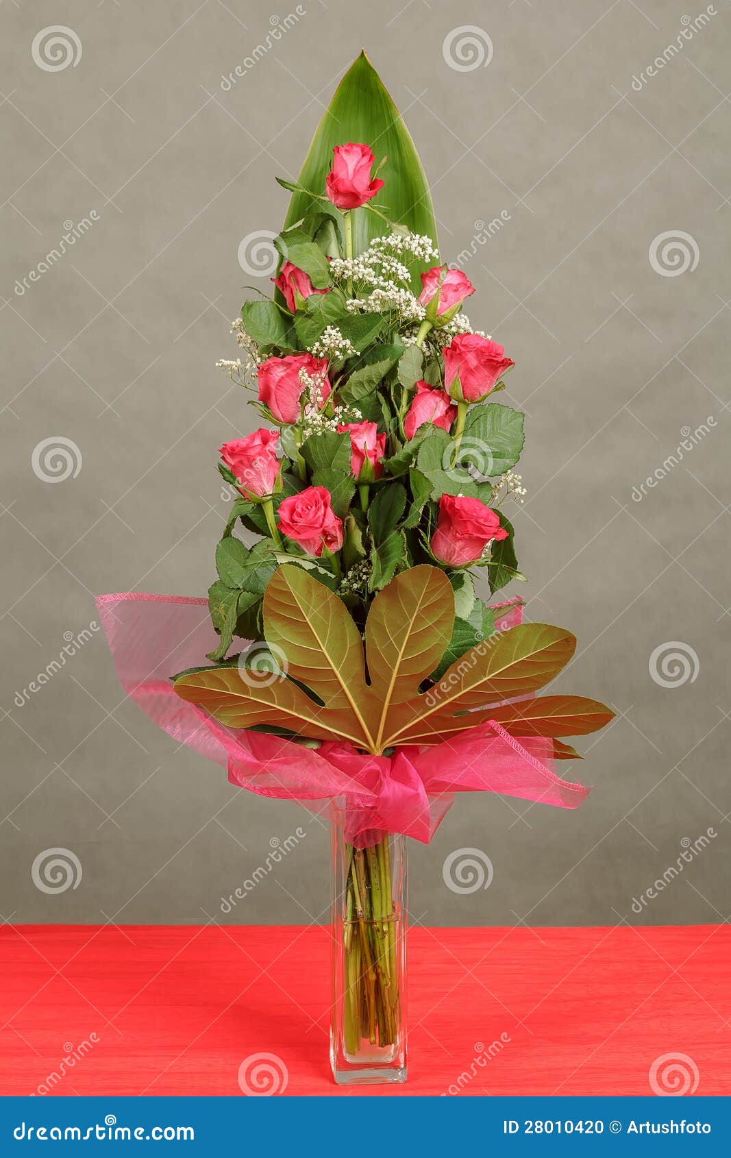 Bouquet of Red Roses in Vase Stock Photo - Image of gift, married: 28010420