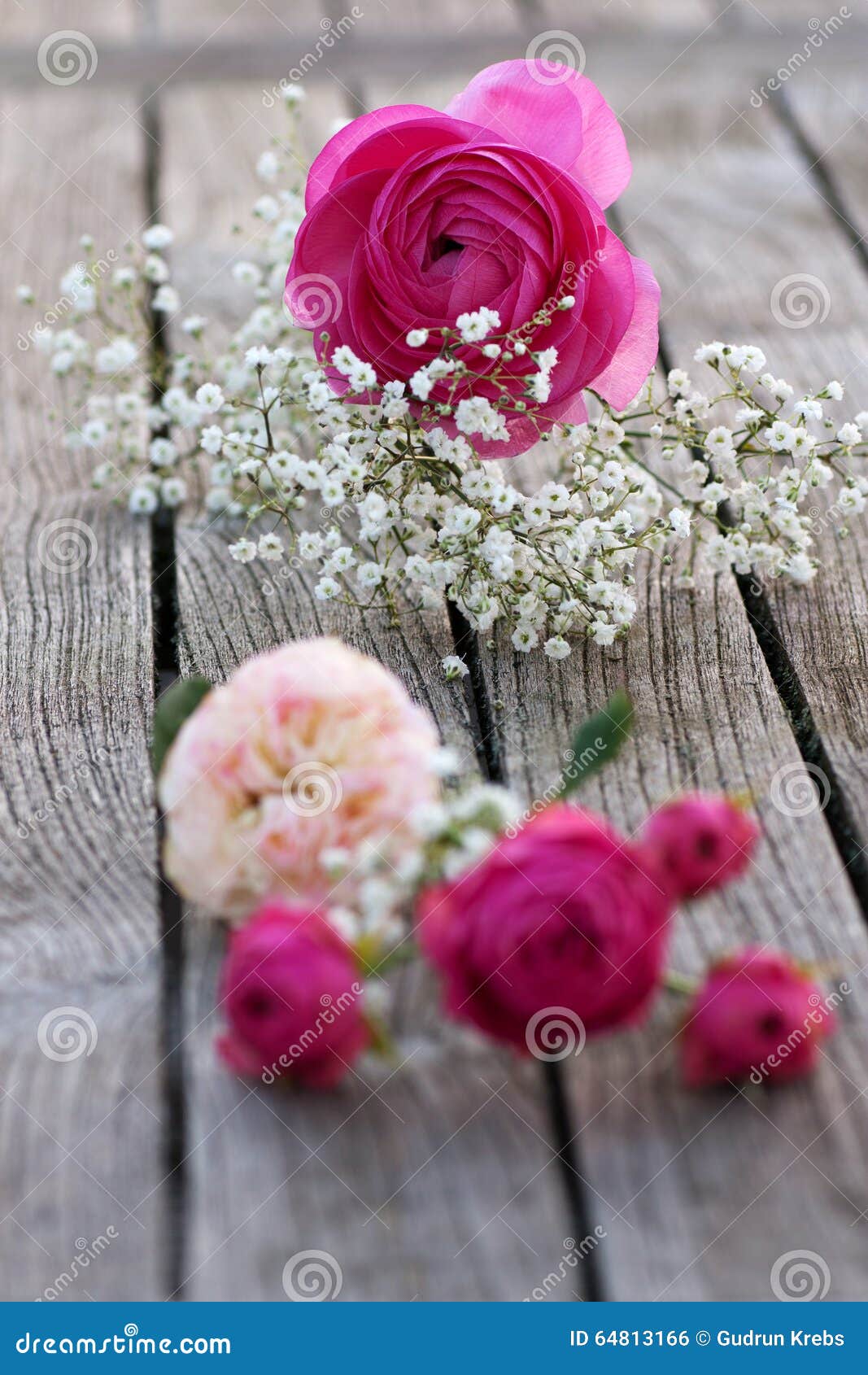 Bouquet Romantique Avec Les Roses Roses Photo stock - Image du ...