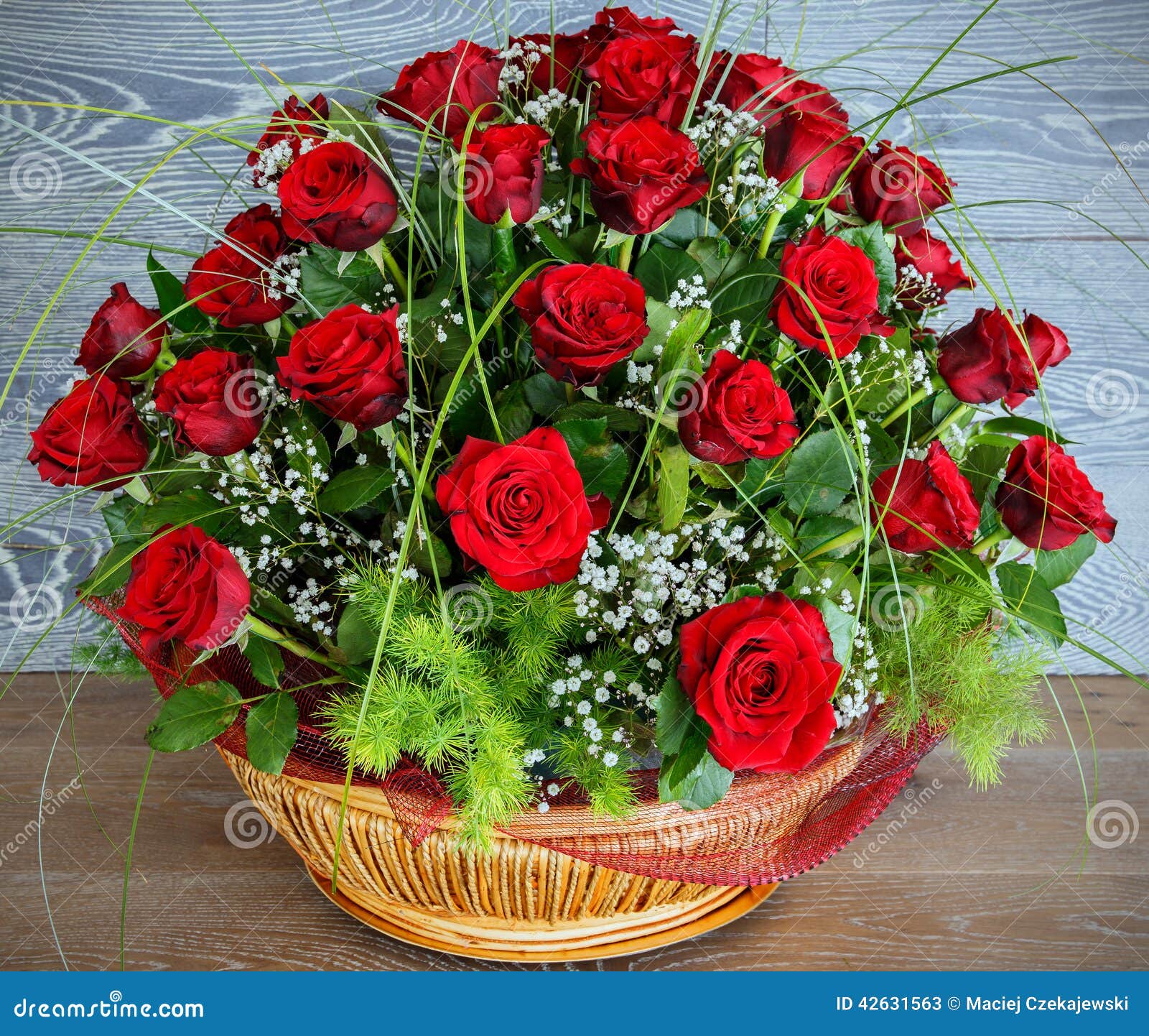 Bouquet rouge de roses image stock. Image du batterie - 42631563