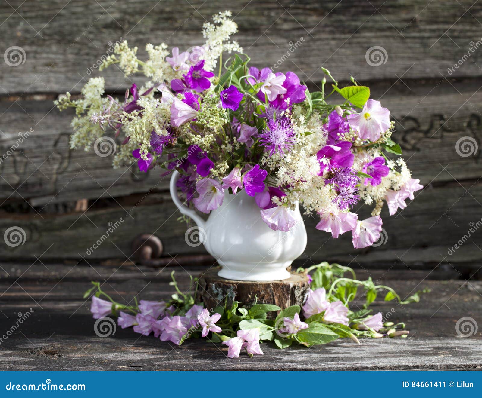 Bouquet of spring flowers stock image. Image of daisy - 84661411