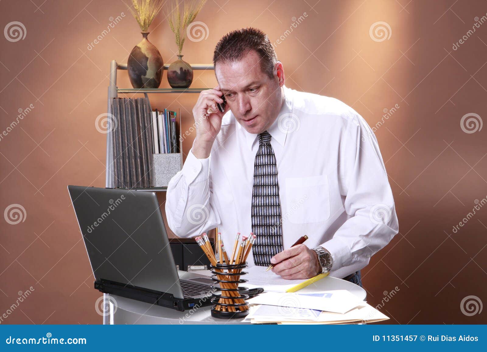 Bourreau De Travail Intellectuel Image stock - Image du confiant ...