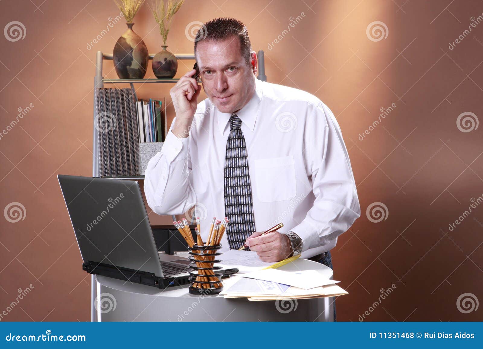 Bourreau De Travail Intellectuel Photo stock - Image du caucasien, âge ...