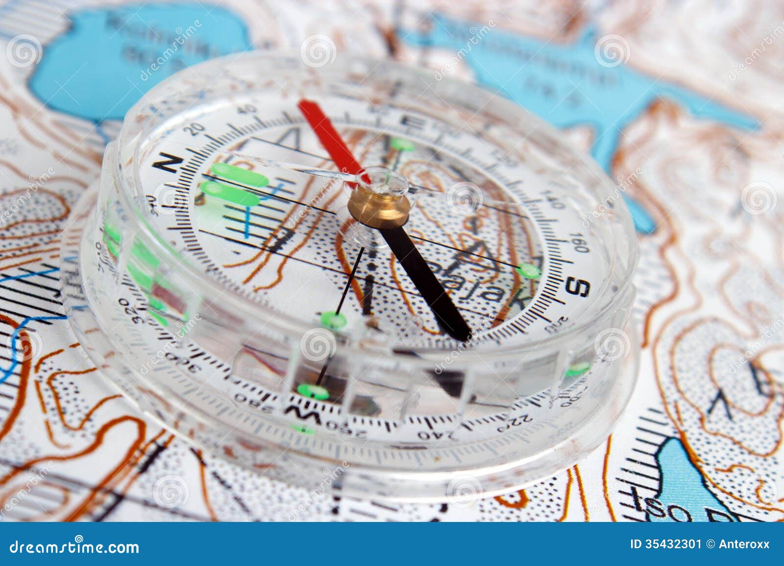Boussole et carte image stock. Image of survie, nord - 35432301