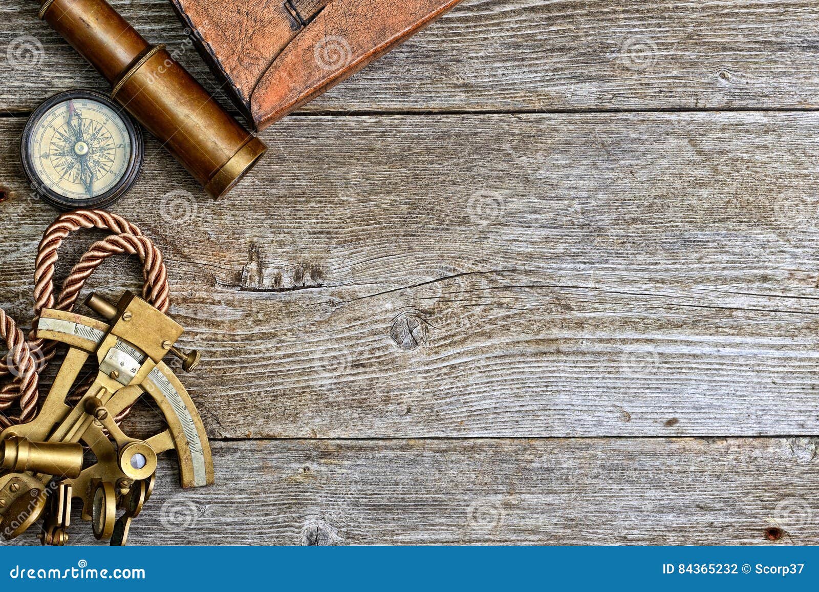 Boussole, Sextant Et Regard Sur Le Bois De Construction Photo stock ...