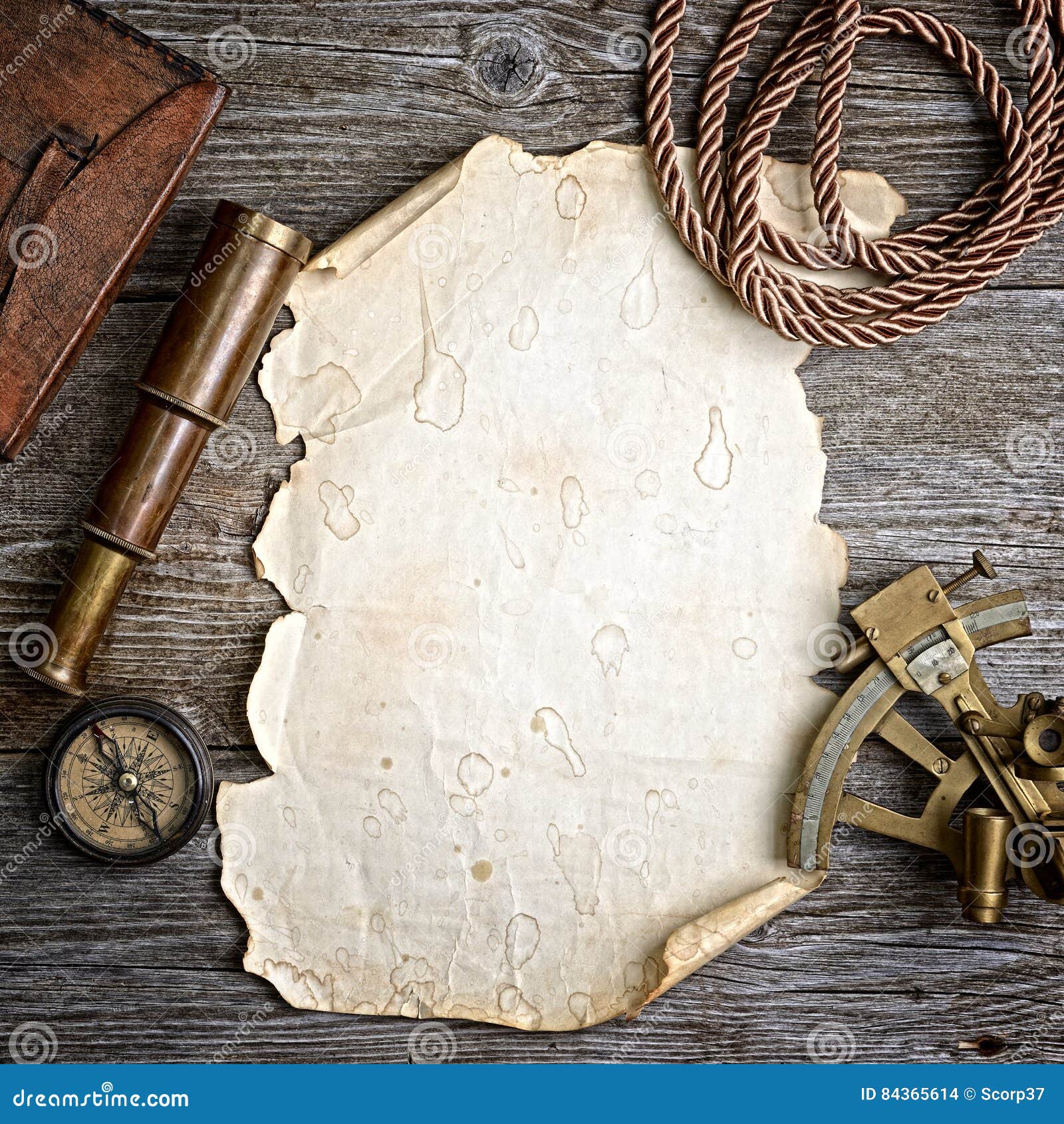 Boussole, Sextant Et Regard Sur Le Bois De Construction Photo stock ...