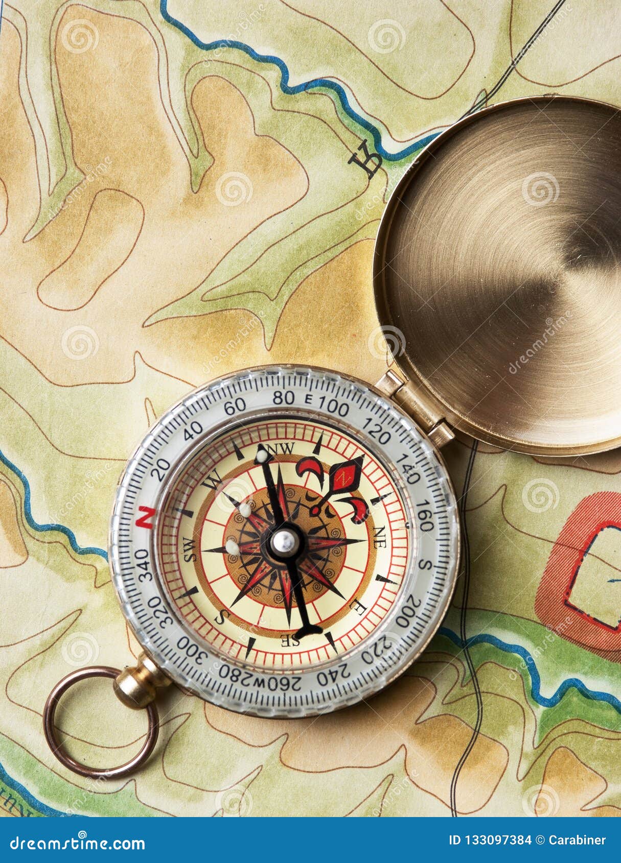 Boussole sur une carte photo stock. Image du traditionnel - 133097384