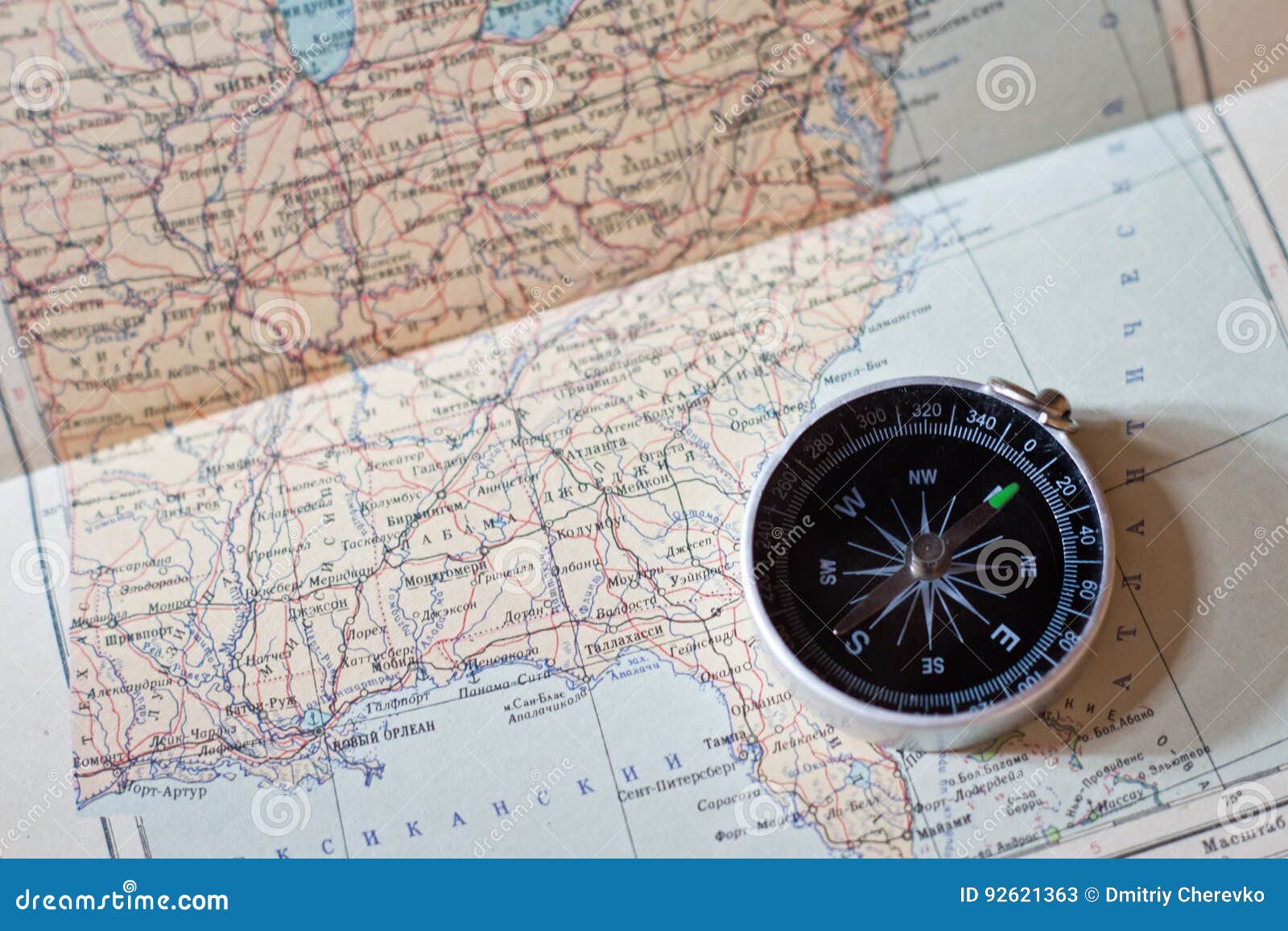 Boussole Sur Une Carte Du Monde Image stock - Image du cartographie ...