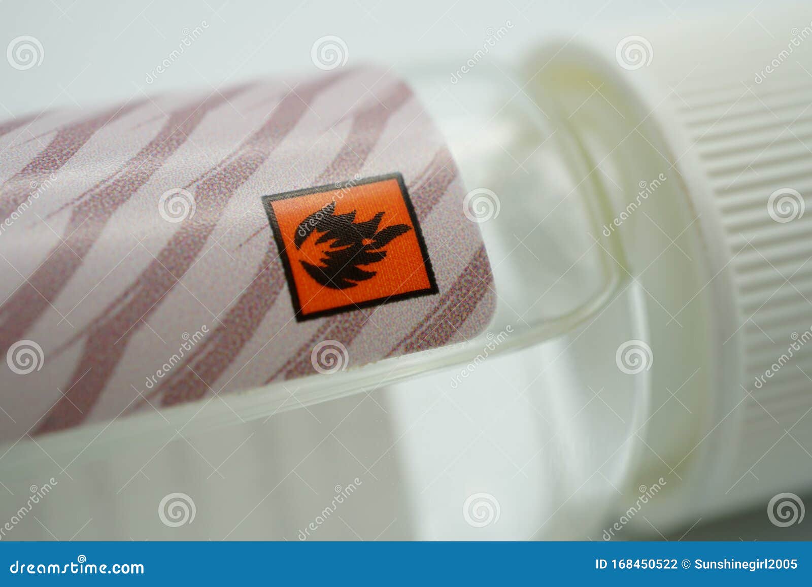 Bouteille Avec Du Liquide Inflammable De Symboles Photo stock - Image ...
