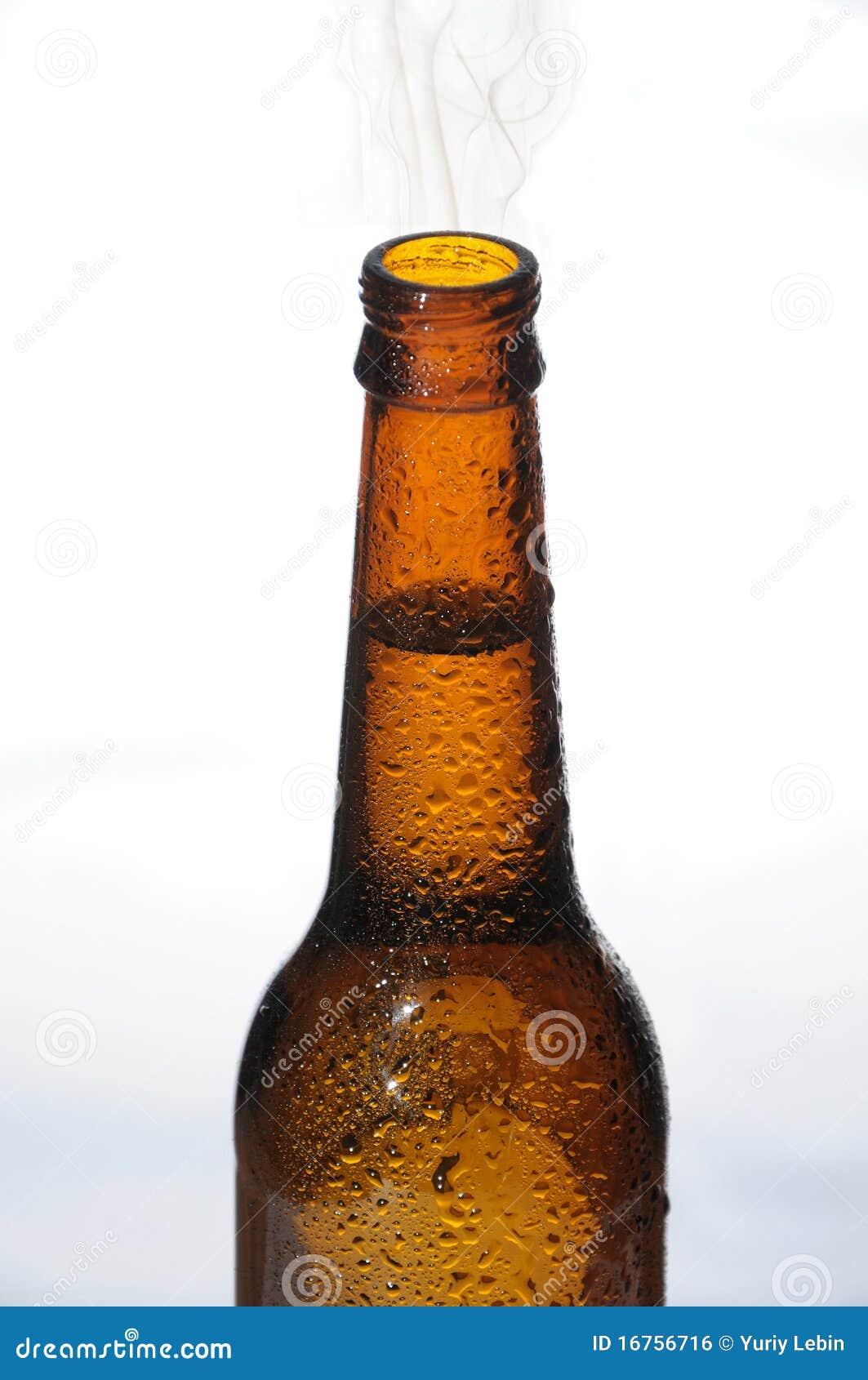 Bouteille Avec La Condensation Photo stock - Image du bière, froid ...