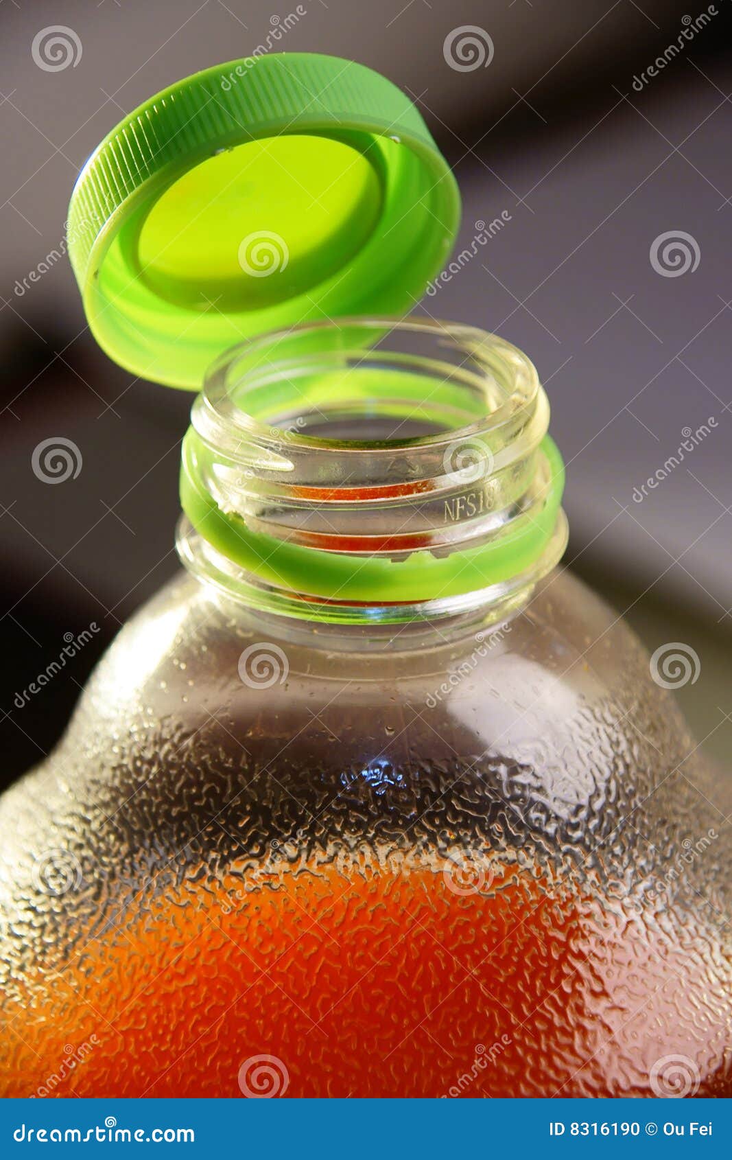 Bouteille de jus de fruit photo stock. Image du cache - 8316190