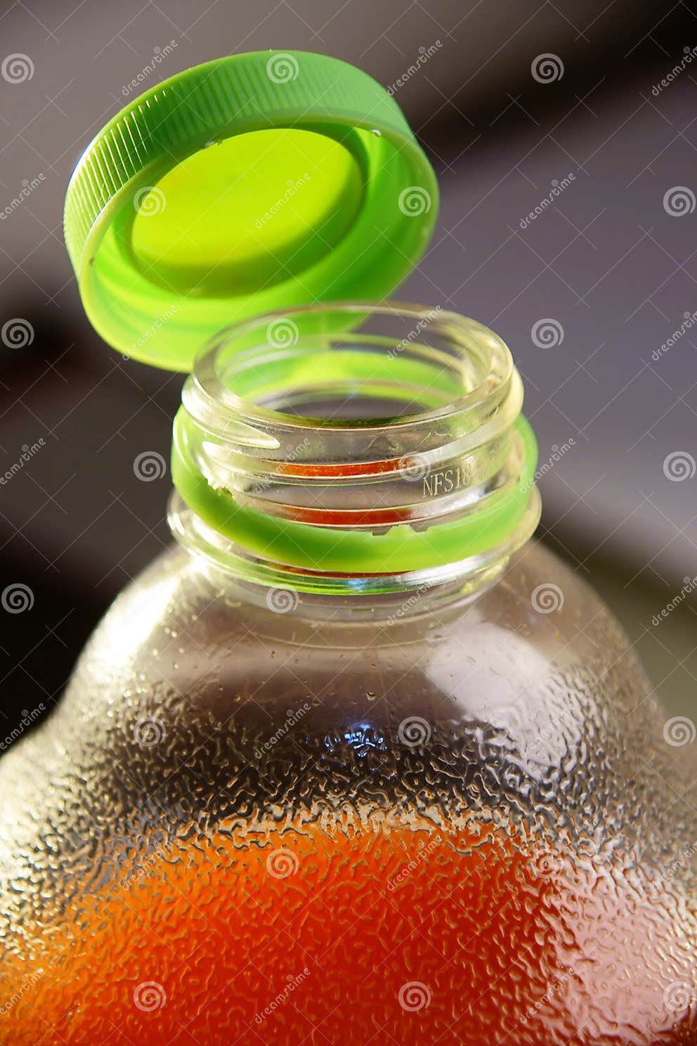 Bouteille de jus de fruit photo stock. Image du cache - 8316190