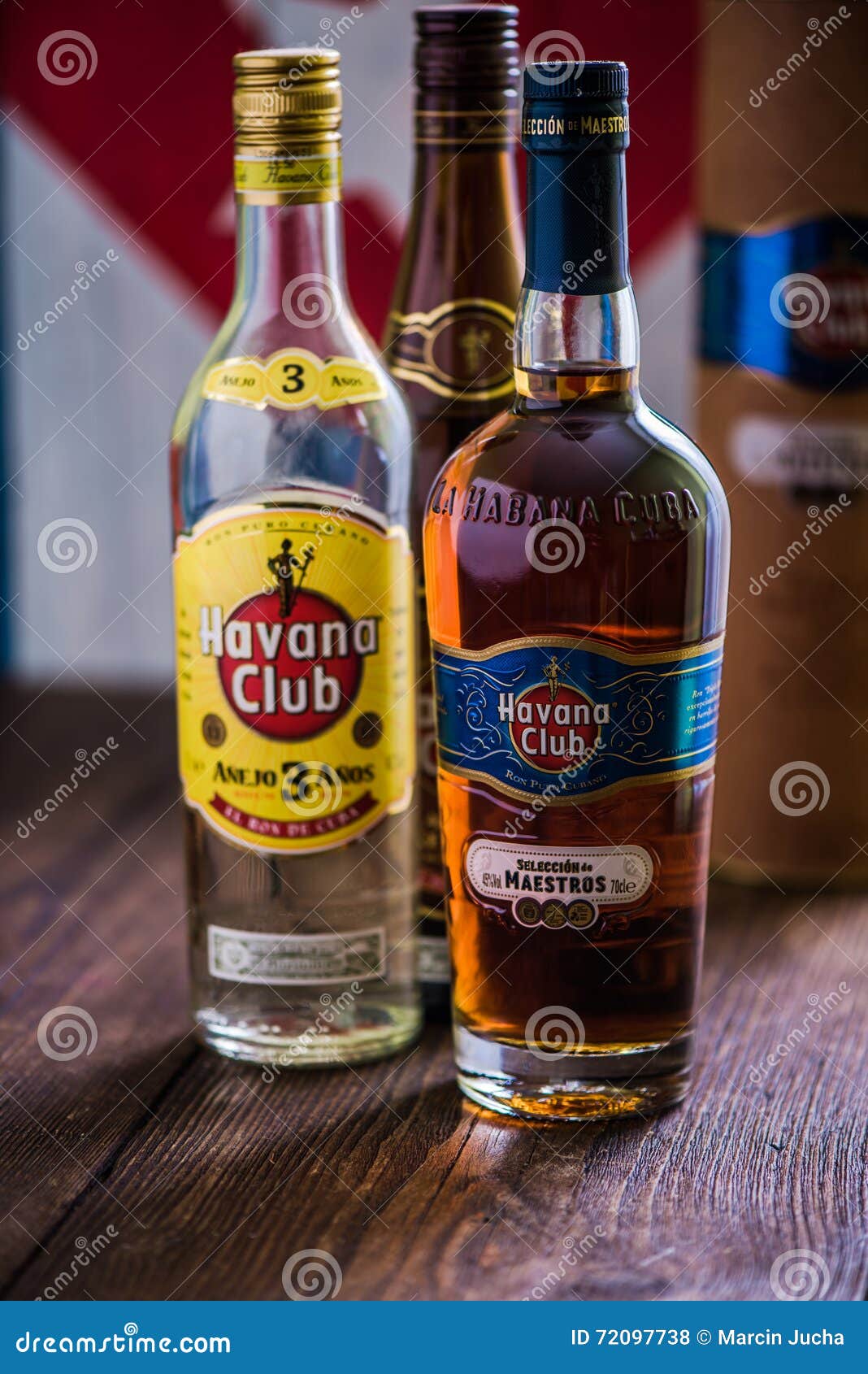 Bouteille De Rhum De Havana Club Photo stock éditorial - Image of club ...