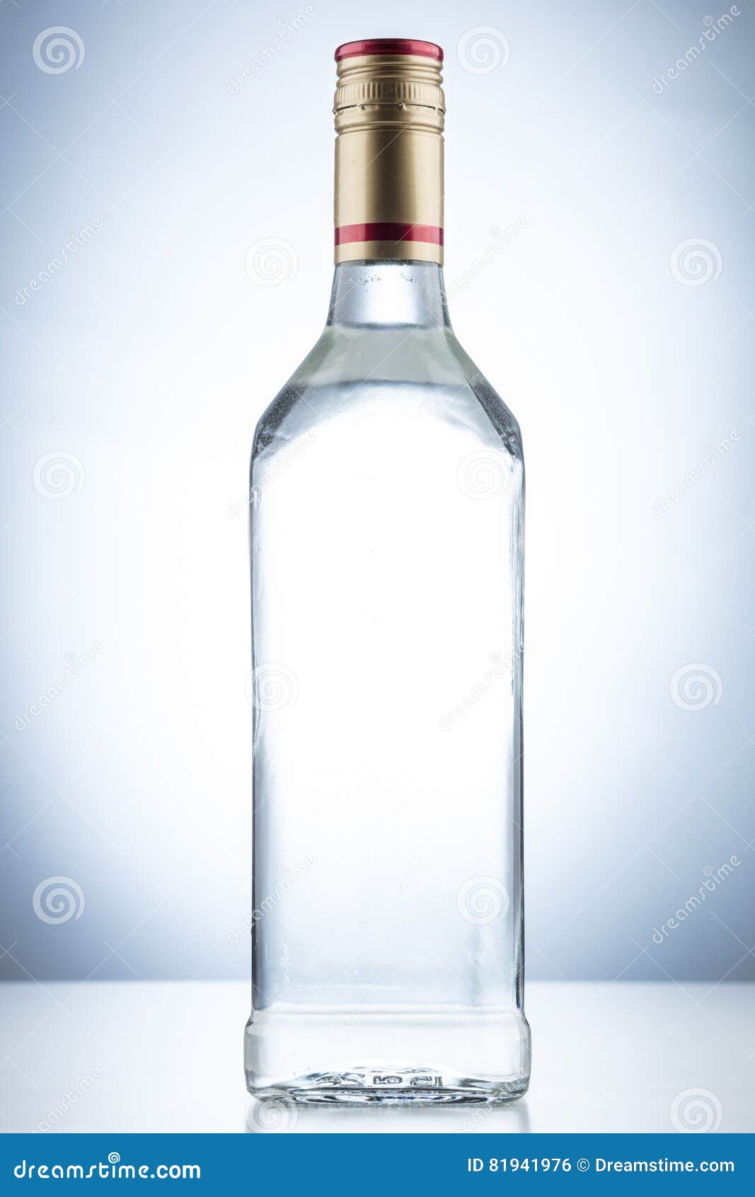 Bouteille En Verre D'alcool Vide Photo stock - Image du goût, glace ...