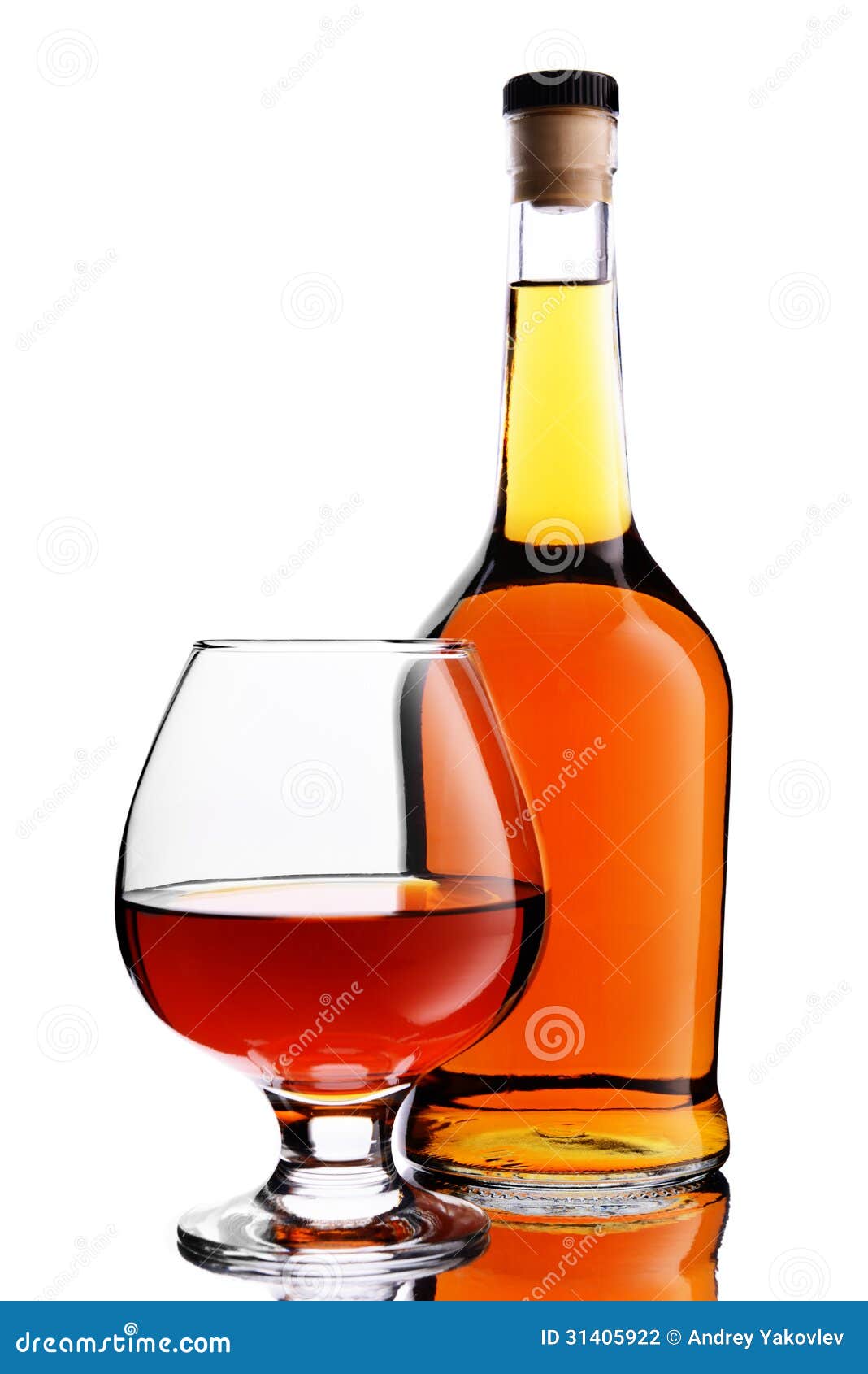 Bouteille Et Verre De Cognac Photo stock - Image du fumée, rhum: 31405922