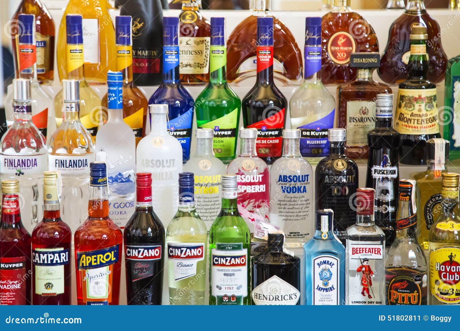 Bouteilles d'alcool photo éditorial. Image du alcool - 51802811