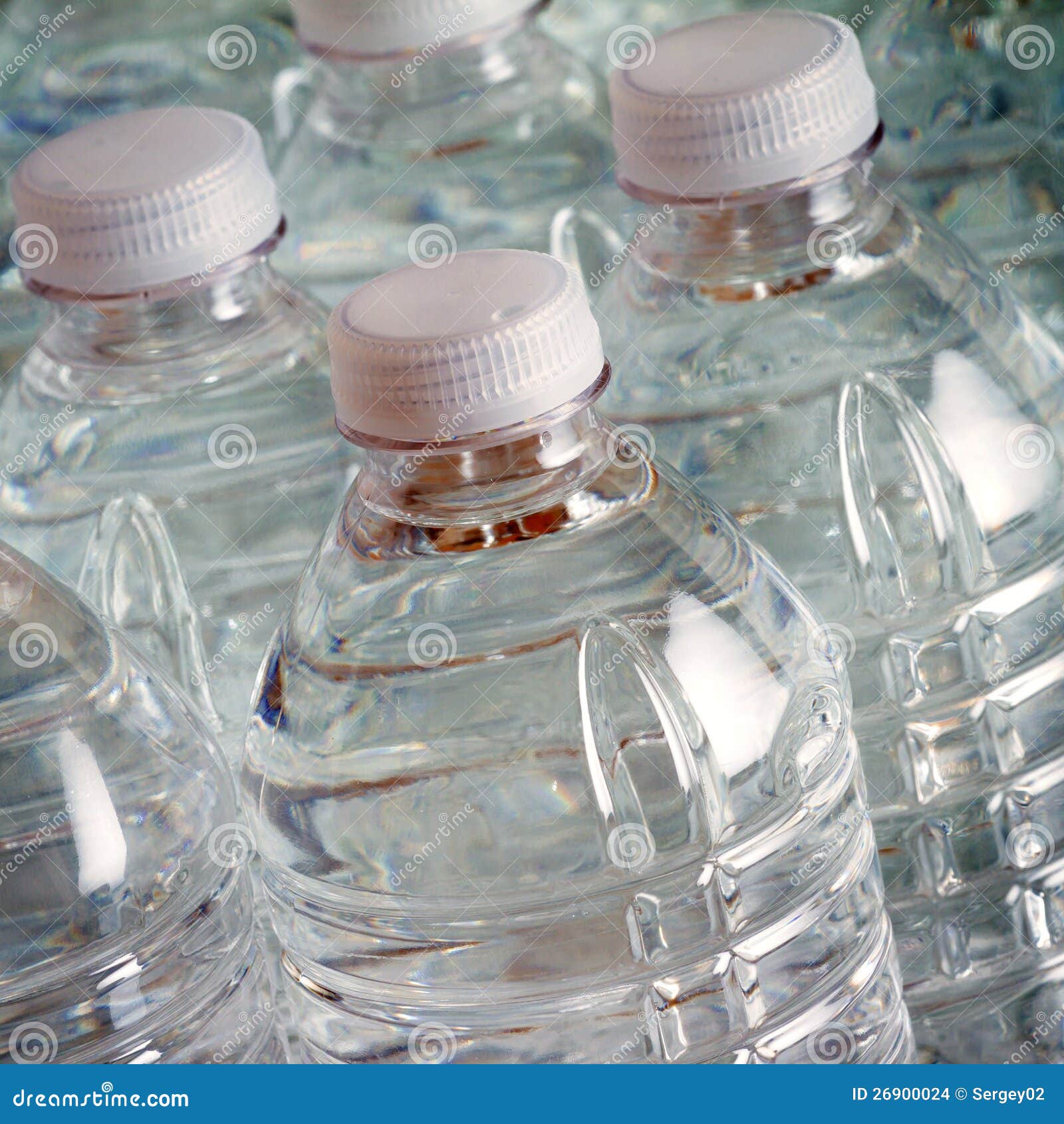 Bouteilles d'eau potables photo stock. Image du grand - 26900024