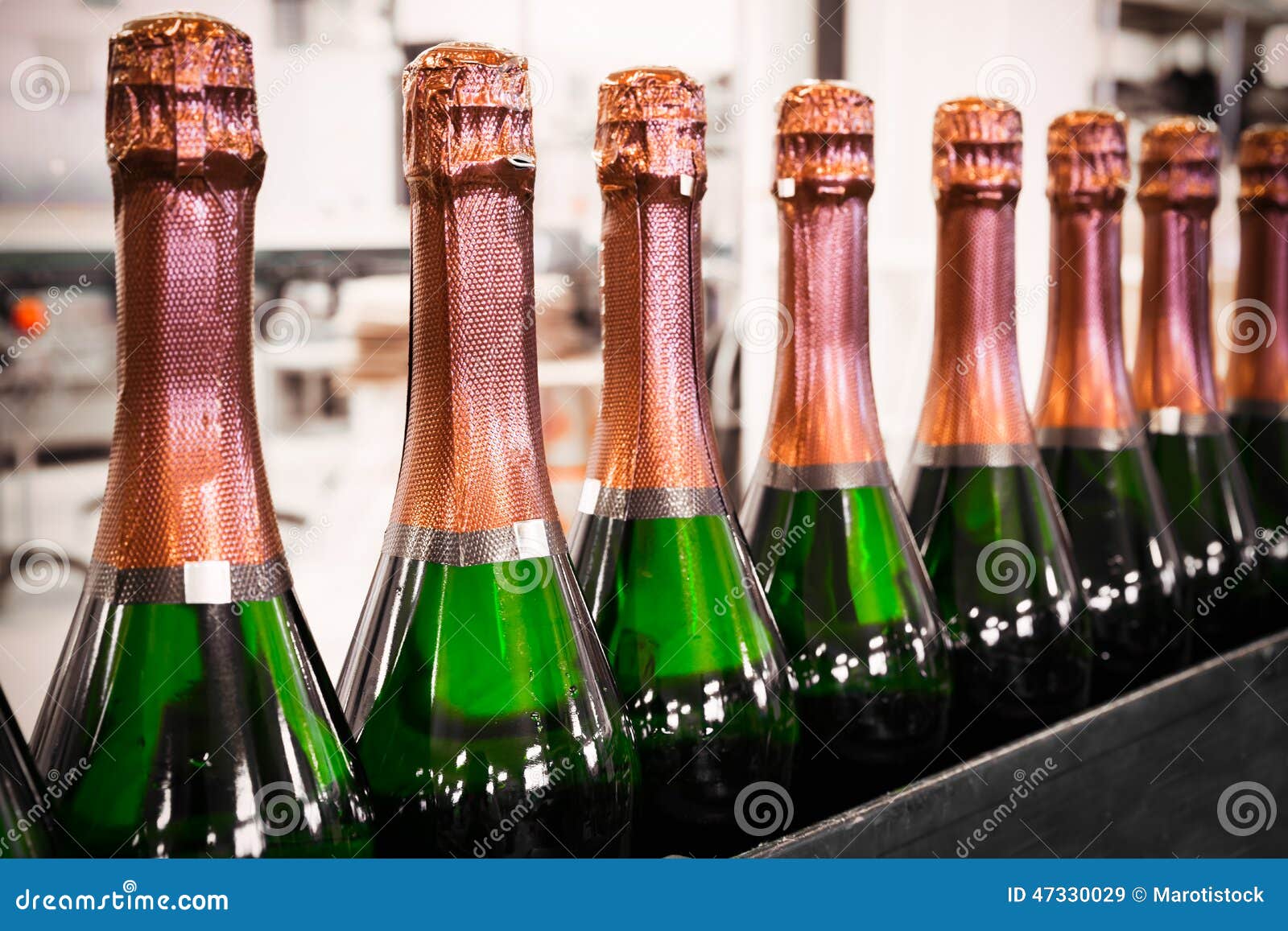 Bouteilles de boisson image stock. Image du usine, mémoire - 47330029