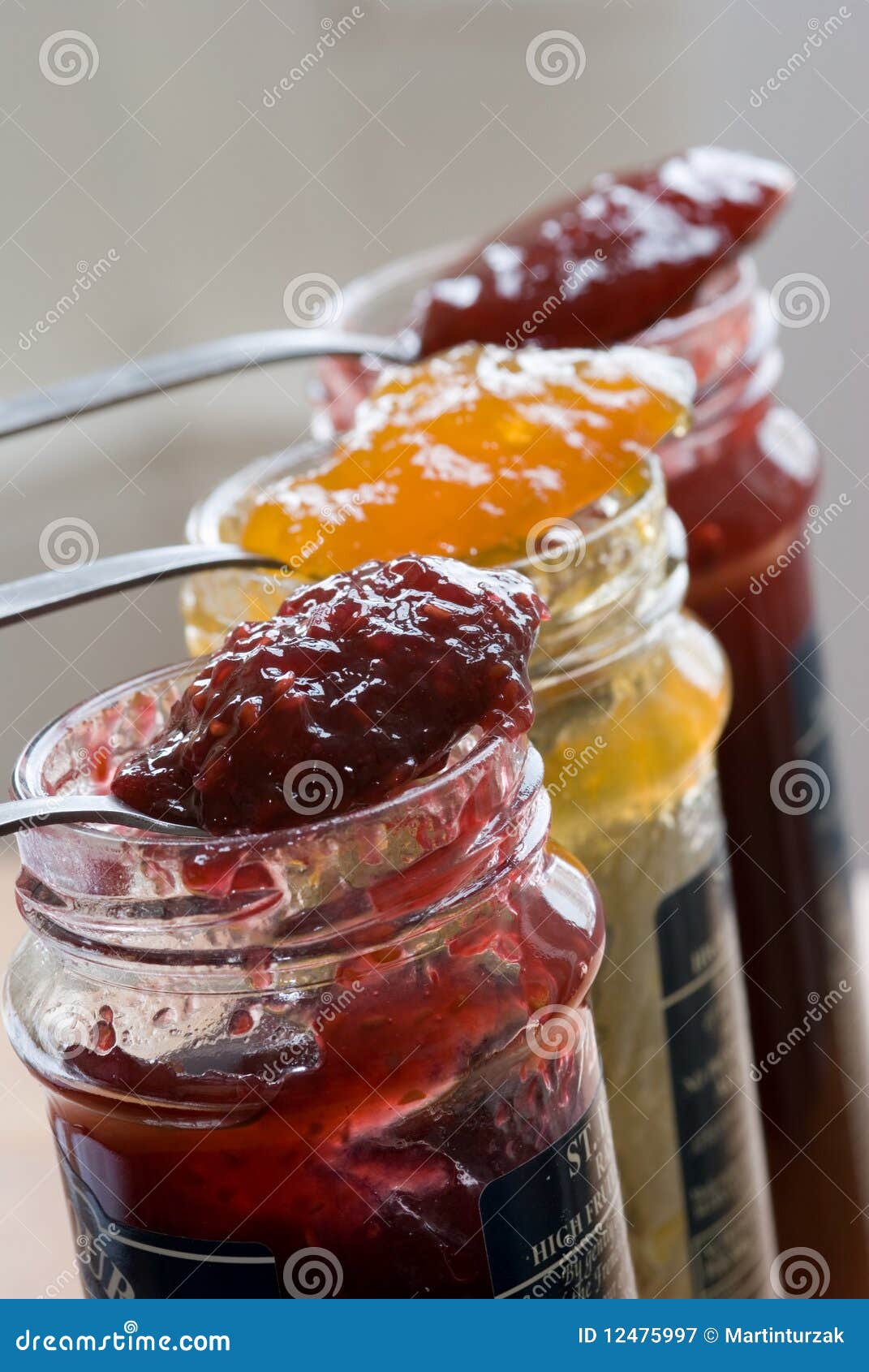 Bouteilles de bourrage image stock. Image du divers, conserve - 12475997