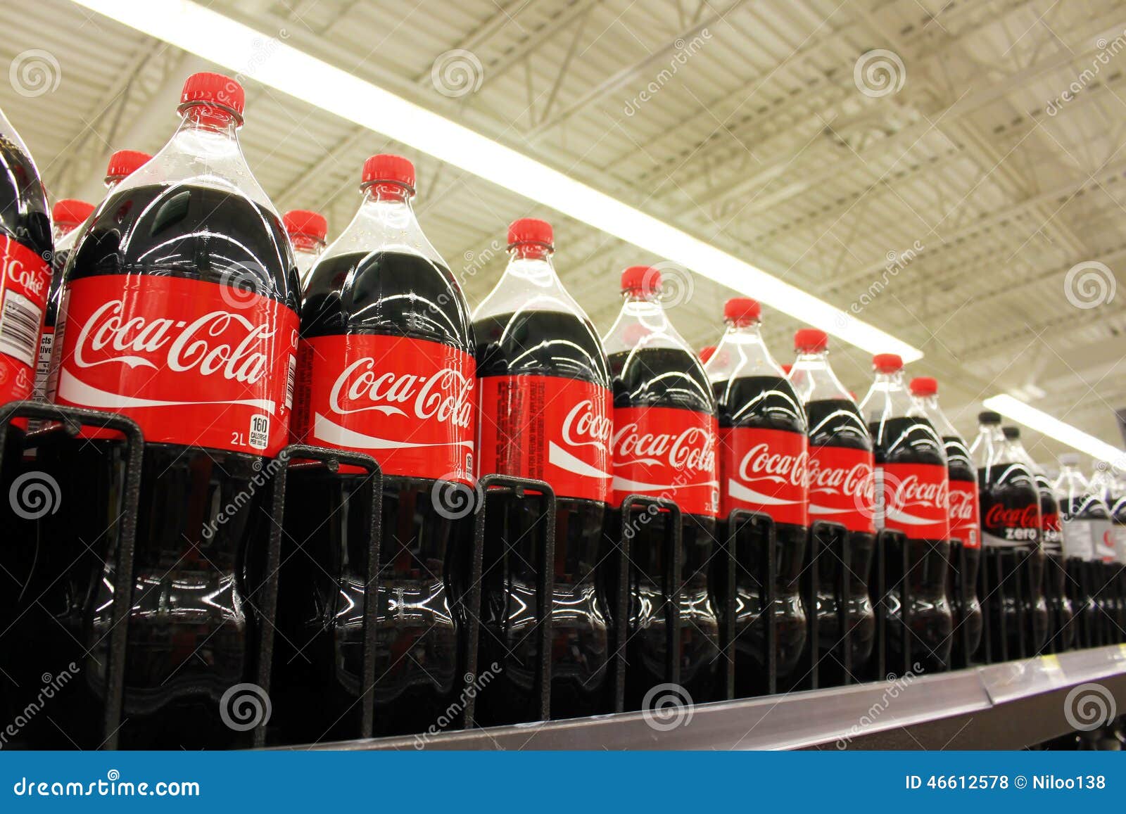 Bouteilles de coca-cola photo stock éditorial. Image du bouteille ...