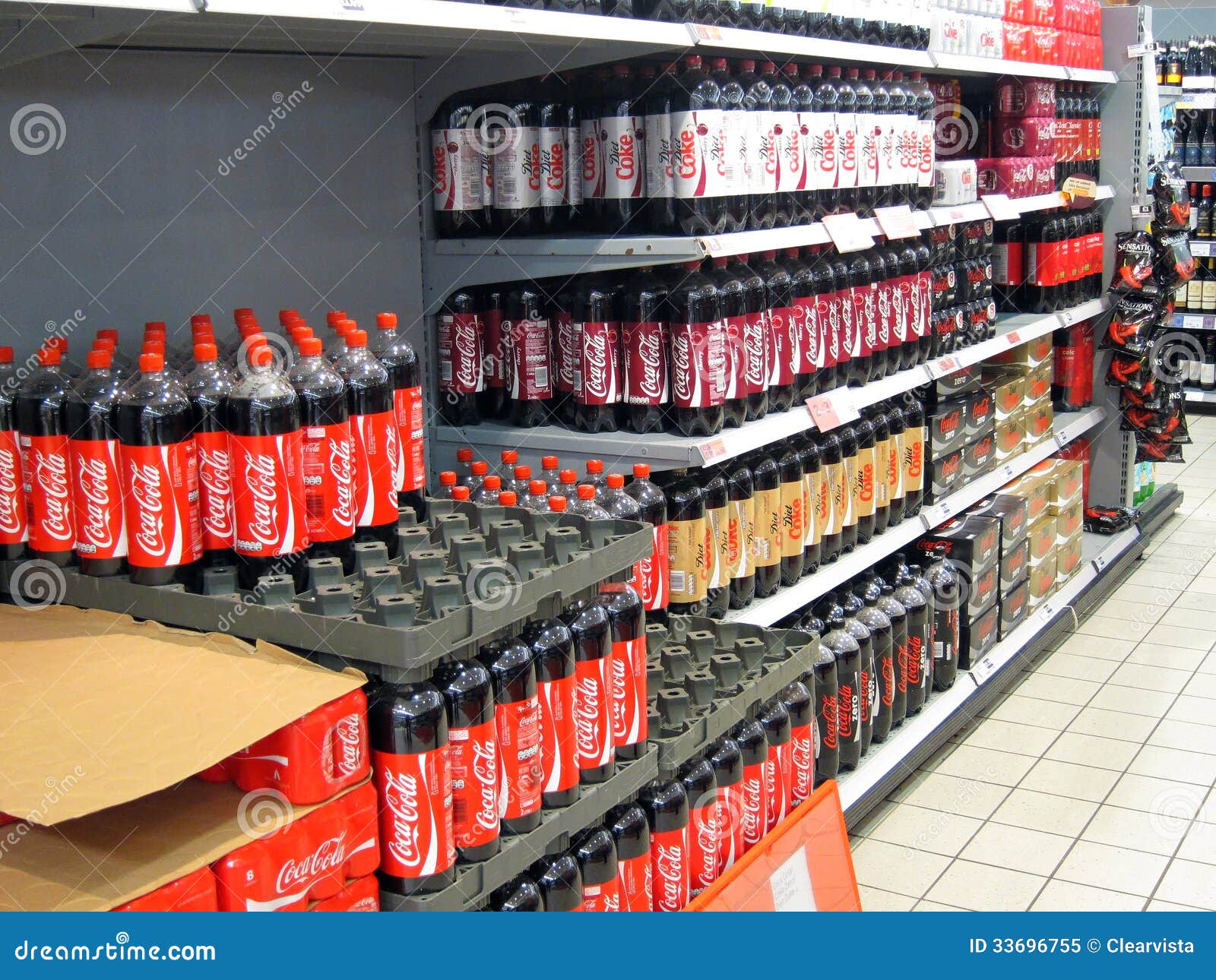 Bouteilles De Coca-cola Sur Un Rayon De Magasin. Image éditorial ...