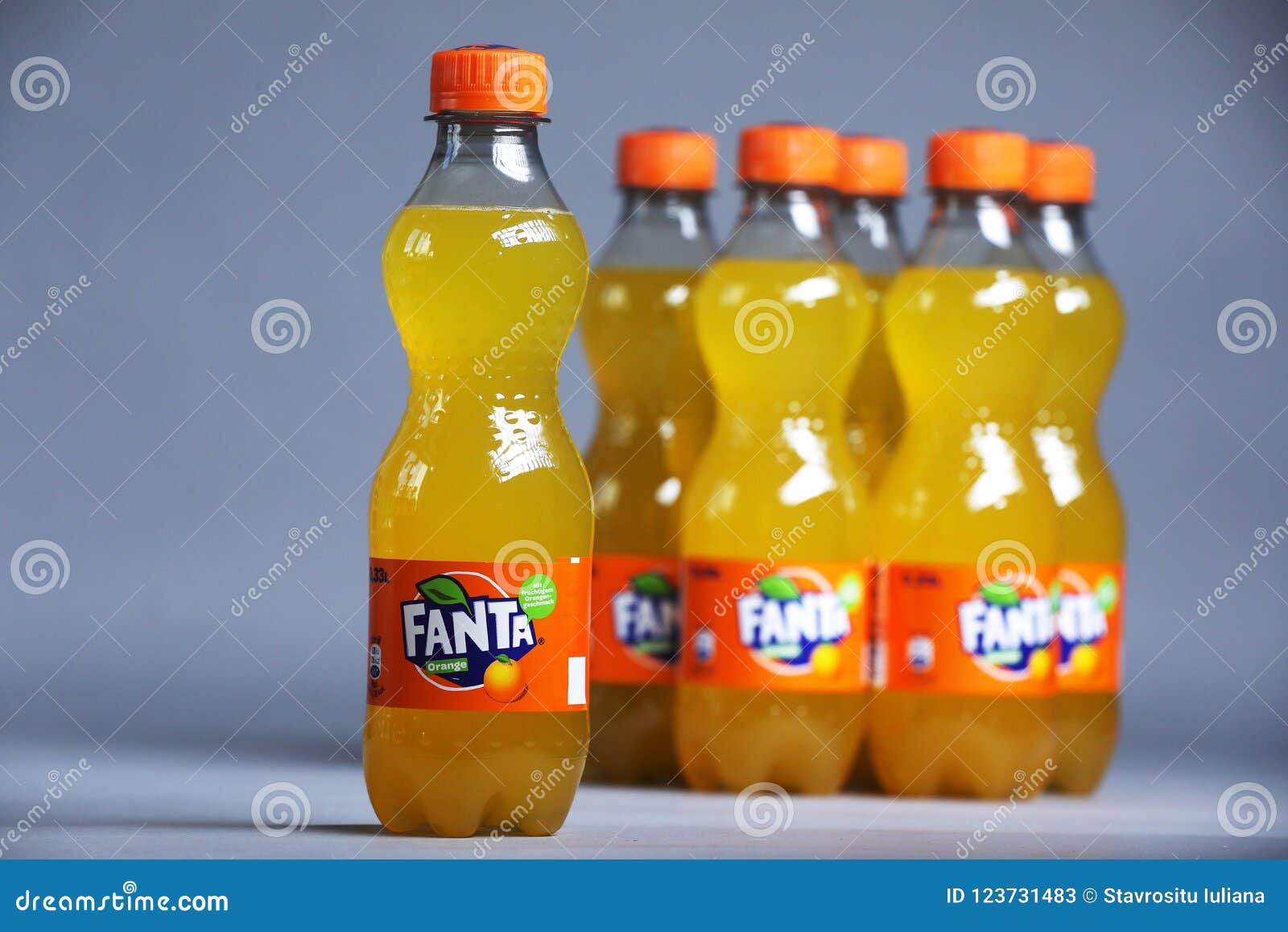 Bouteilles De Fanta De Boissons Photo stock éditorial - Image of bille ...